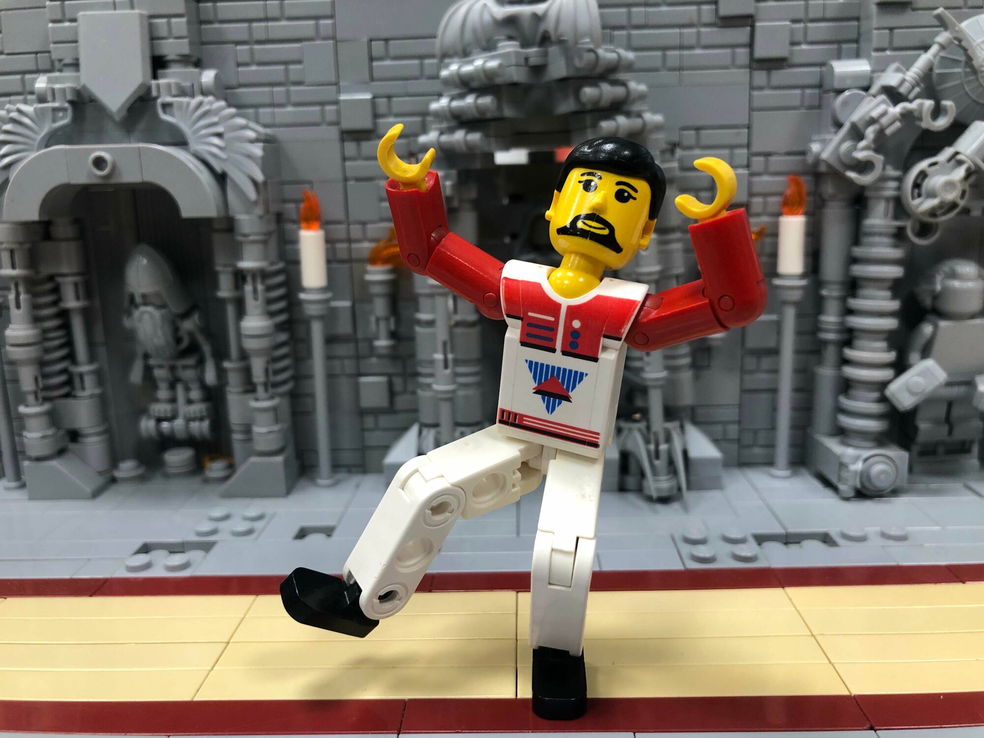 Минифигурка Lego tech036 Technic Figure White Legs, White Top with Red Vest, Red Arms, Black Hair