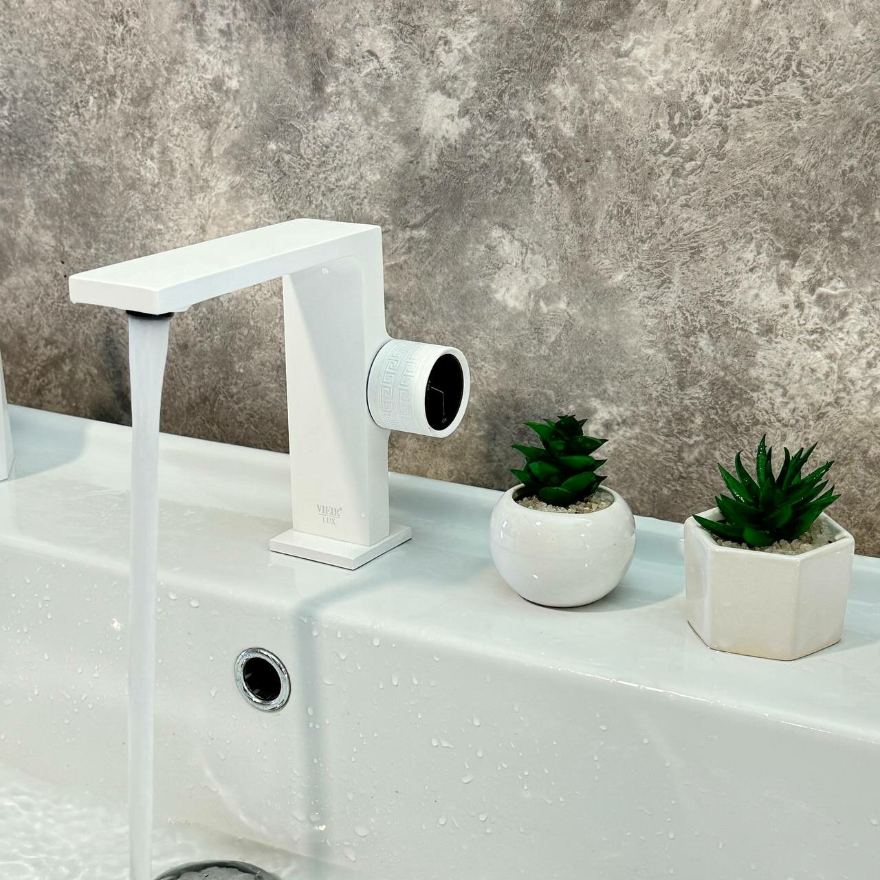 Однорычажный смеситель для умывальника Vieir V323511-F белый