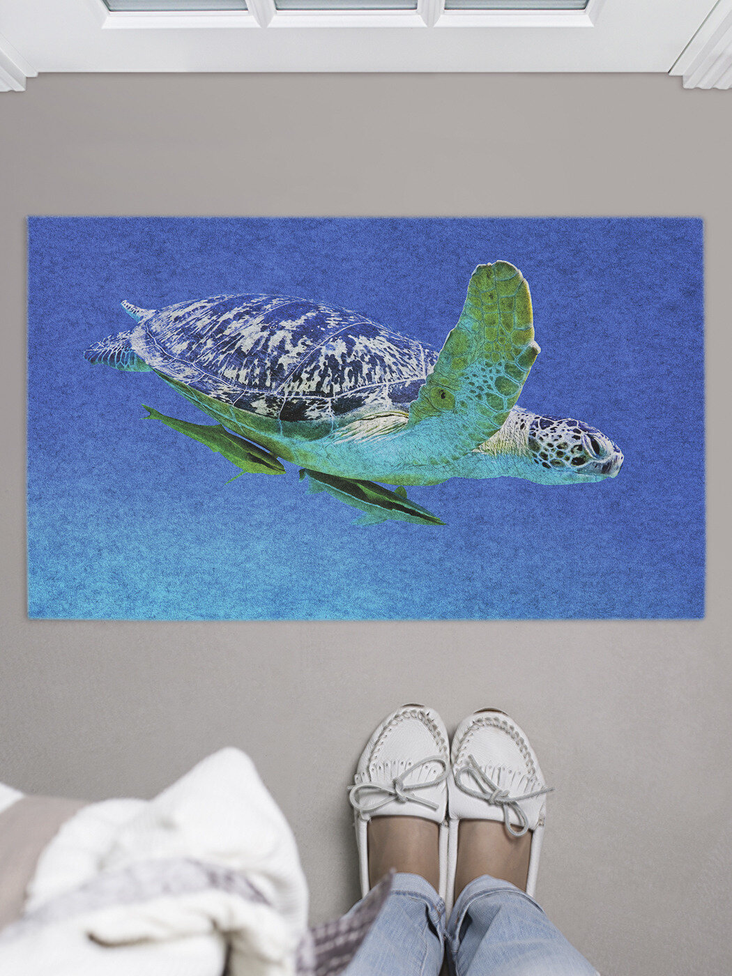 Коврик придверный в прихожую с принтом "Черепаха с рыбками" 45 на 75 см , JoyArty