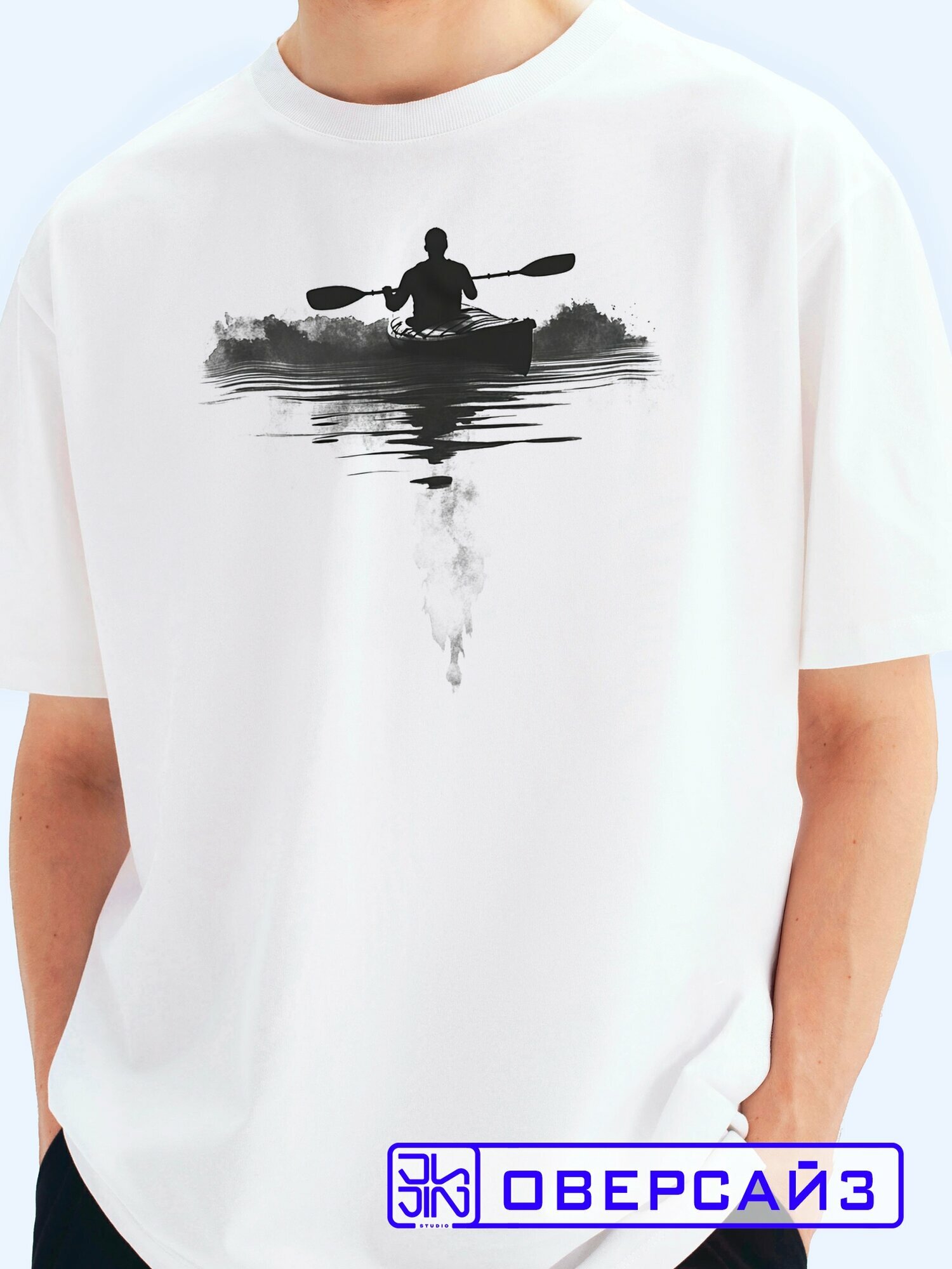 Футболка оверсайз мужская с принтом Каяк минималистичный черно белый экстрим на черной воде в стиле кэжуал, белый хлопковый трикотаж с прикольным рисунком на груди