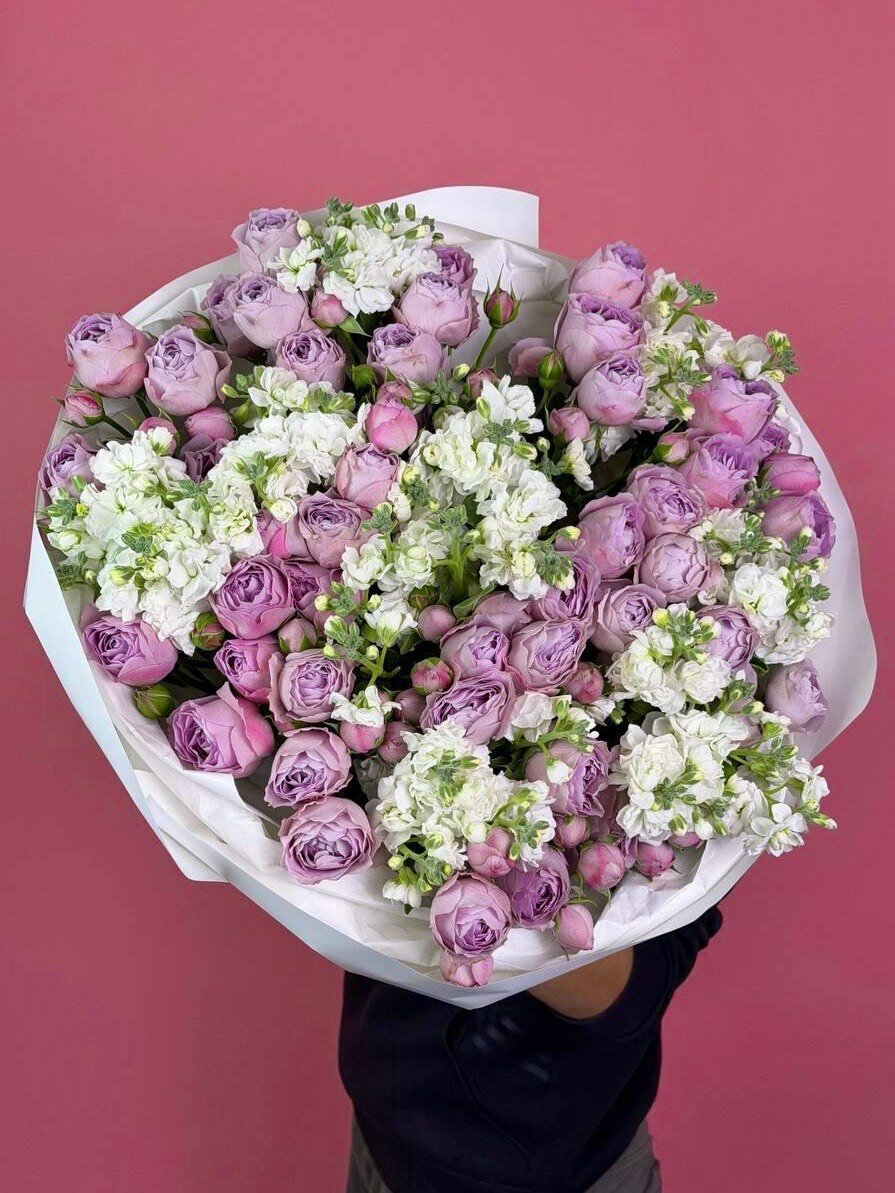 Пышный букет из ароматных белых маттиол и лавандовых кустовых пионовидных роз