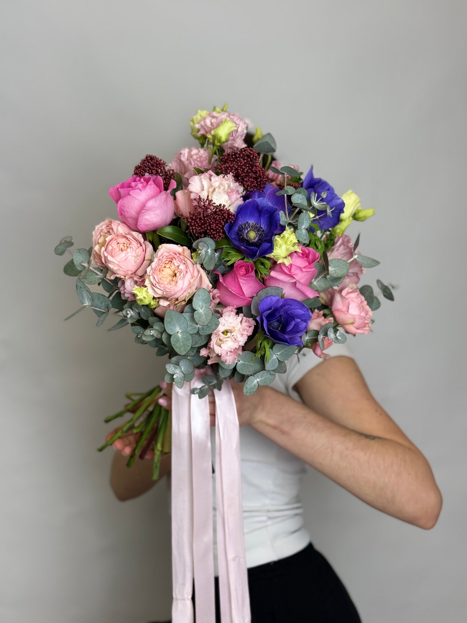 Анемоны , розы и эвкалипт в интерьерном букете «Ягодный аромат»