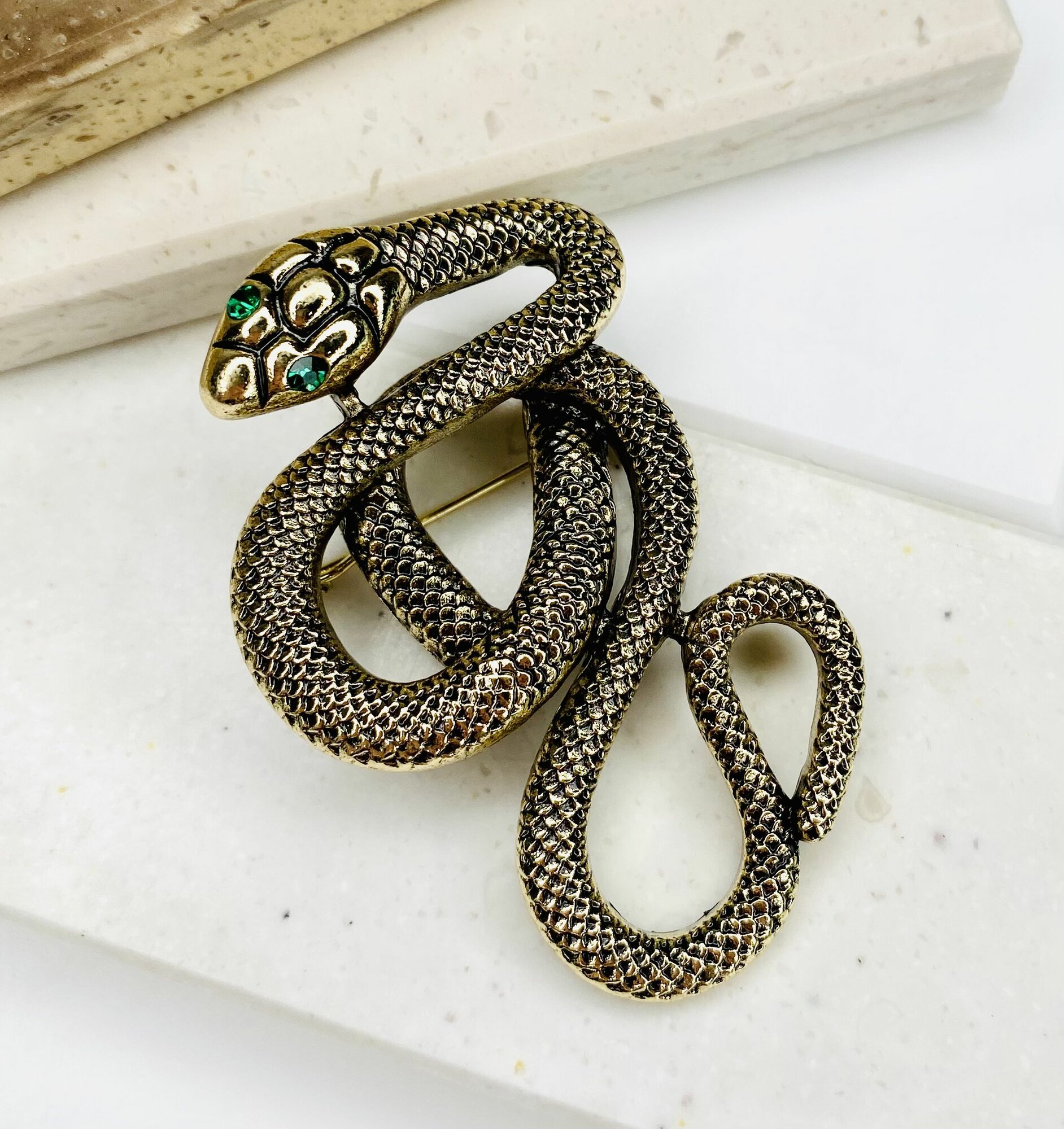 Брошь, стразы, искусственный камень