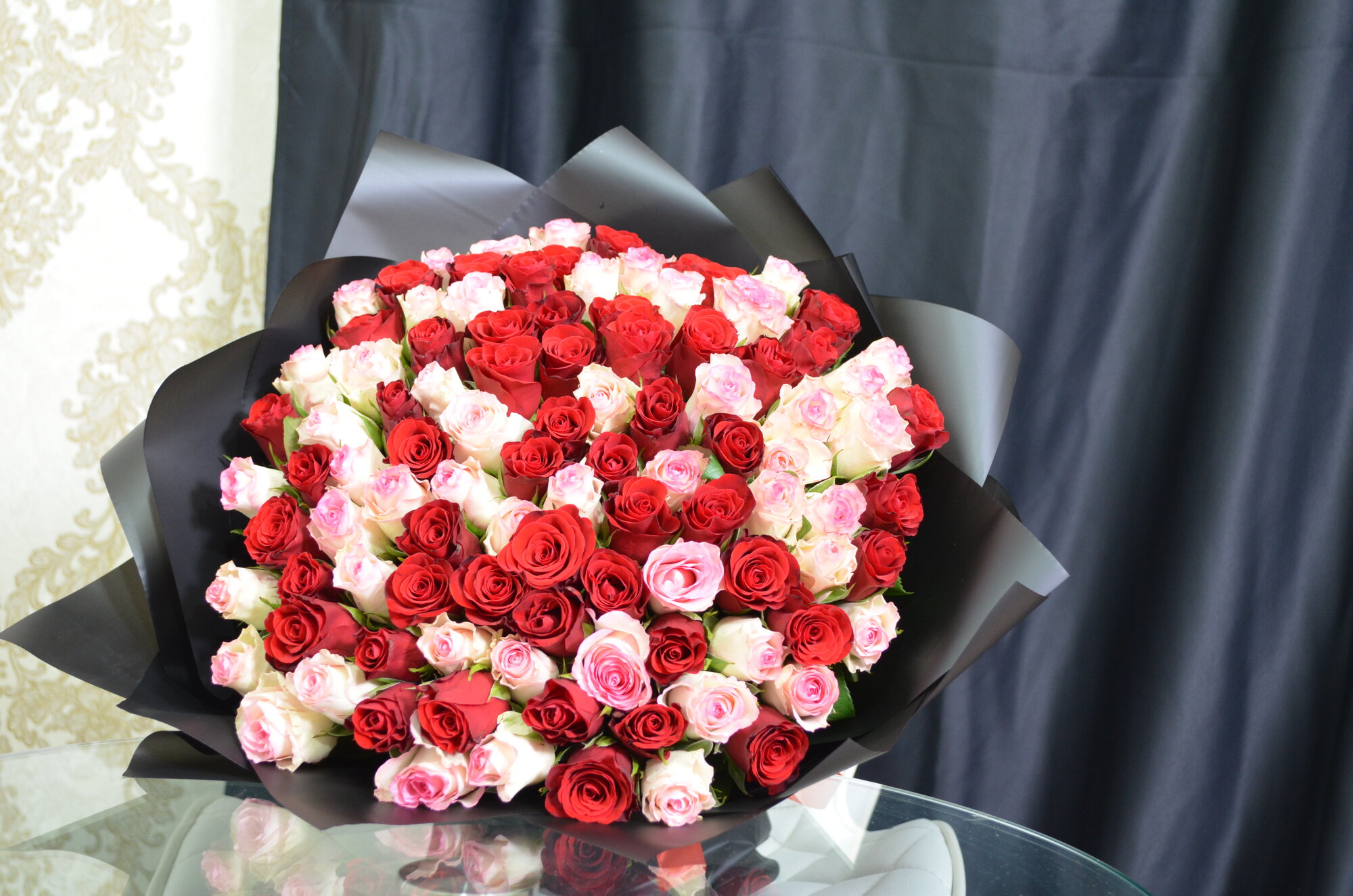 Букет "Lavie Flowers 101" - красные и бело-розовые цветыв (матовой обертке)