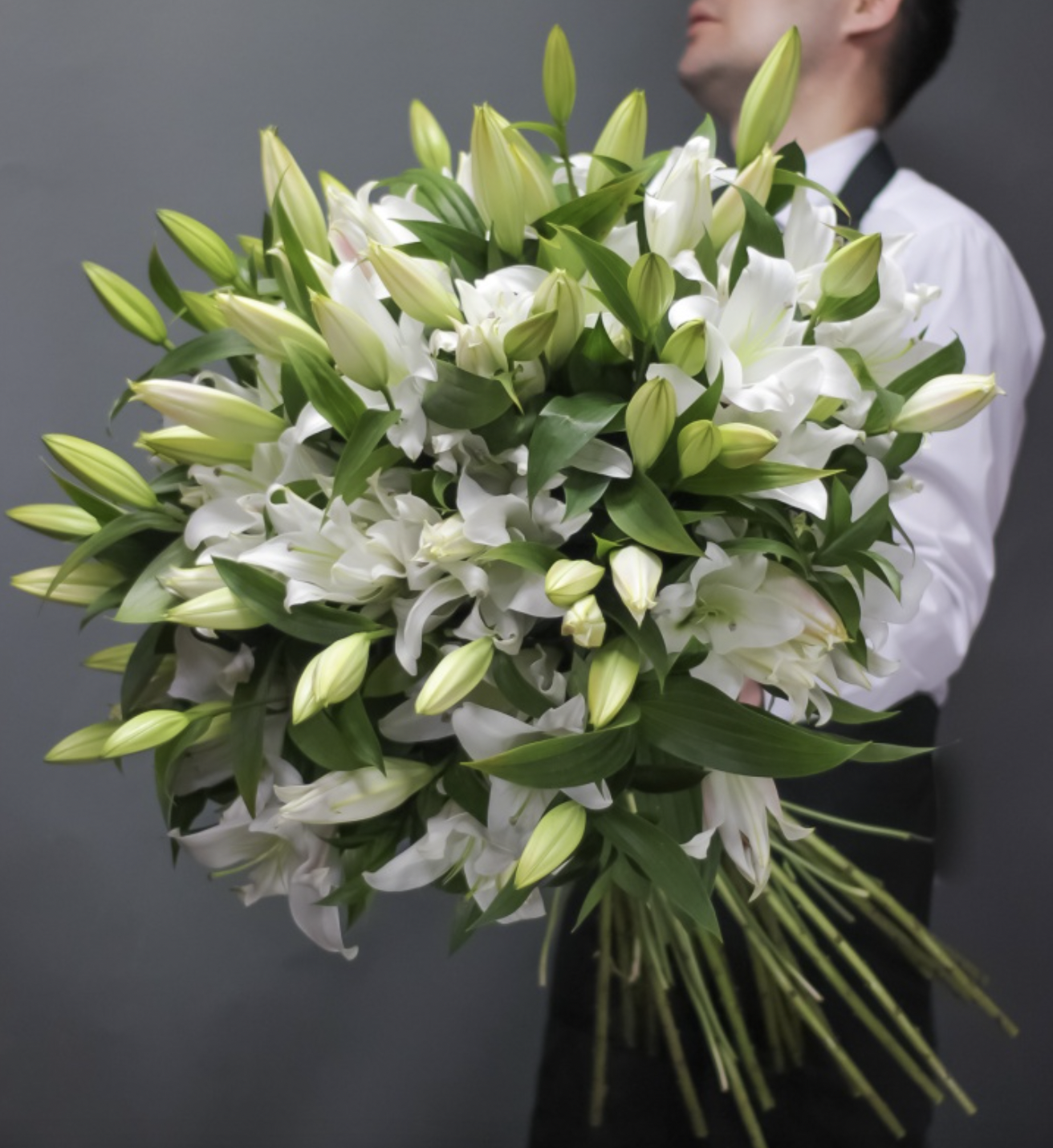 Букет из 29 белых лилий