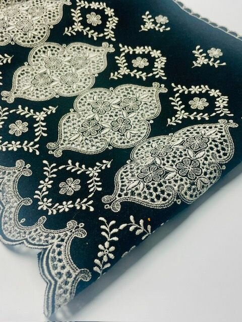 Кружево на шерсти черное, расшитое белыми хлопковыми нитями, ширина 29,5 см. Производство Франция - Jean Bracq.