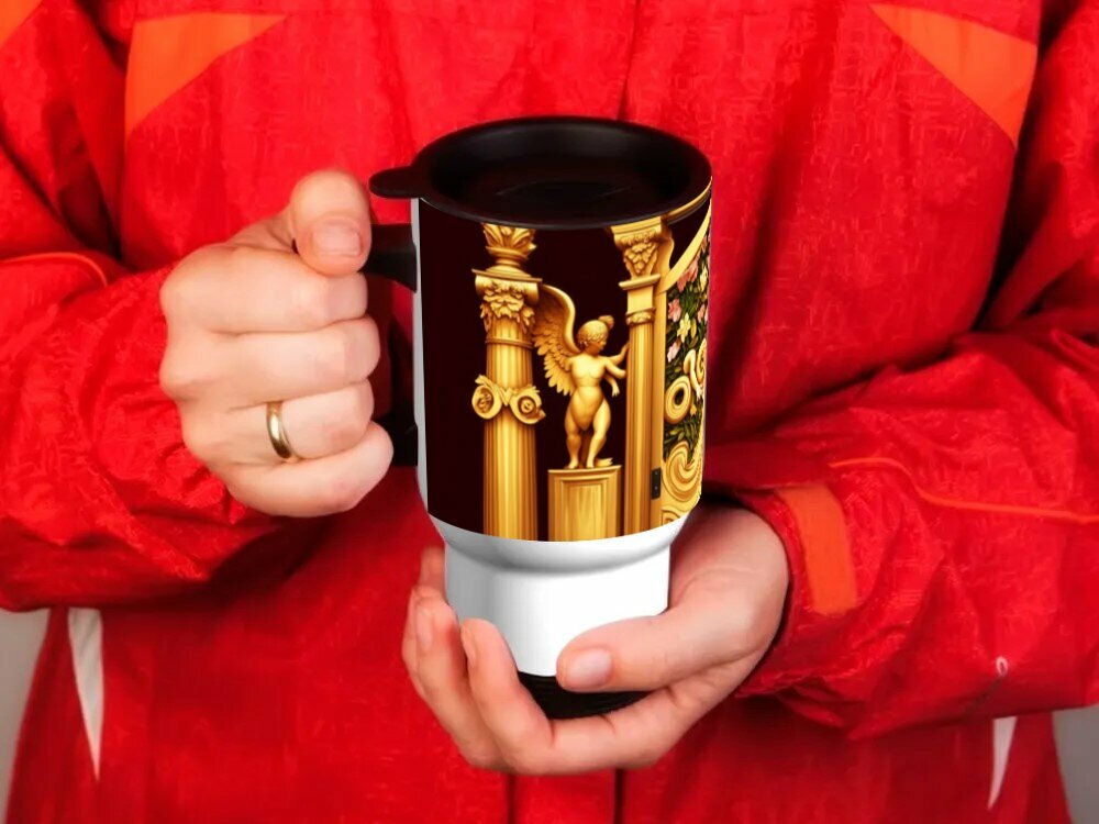 Тремокружка для авто с принтом "Великолепные золотые ворота с изысканным барочным дизайном, украшенные крылатыми ангелами по бокам. Столбы с резьбой и цветочными мотивами." 0.5 л.