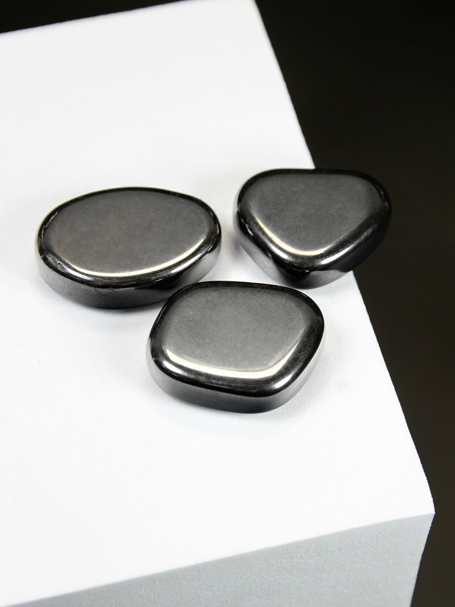 Оберег, амулет Гематит, плоский - 2-3 см, натуральный камень, самоцвет, галтовка, 3 шт - помогает добиться успеха