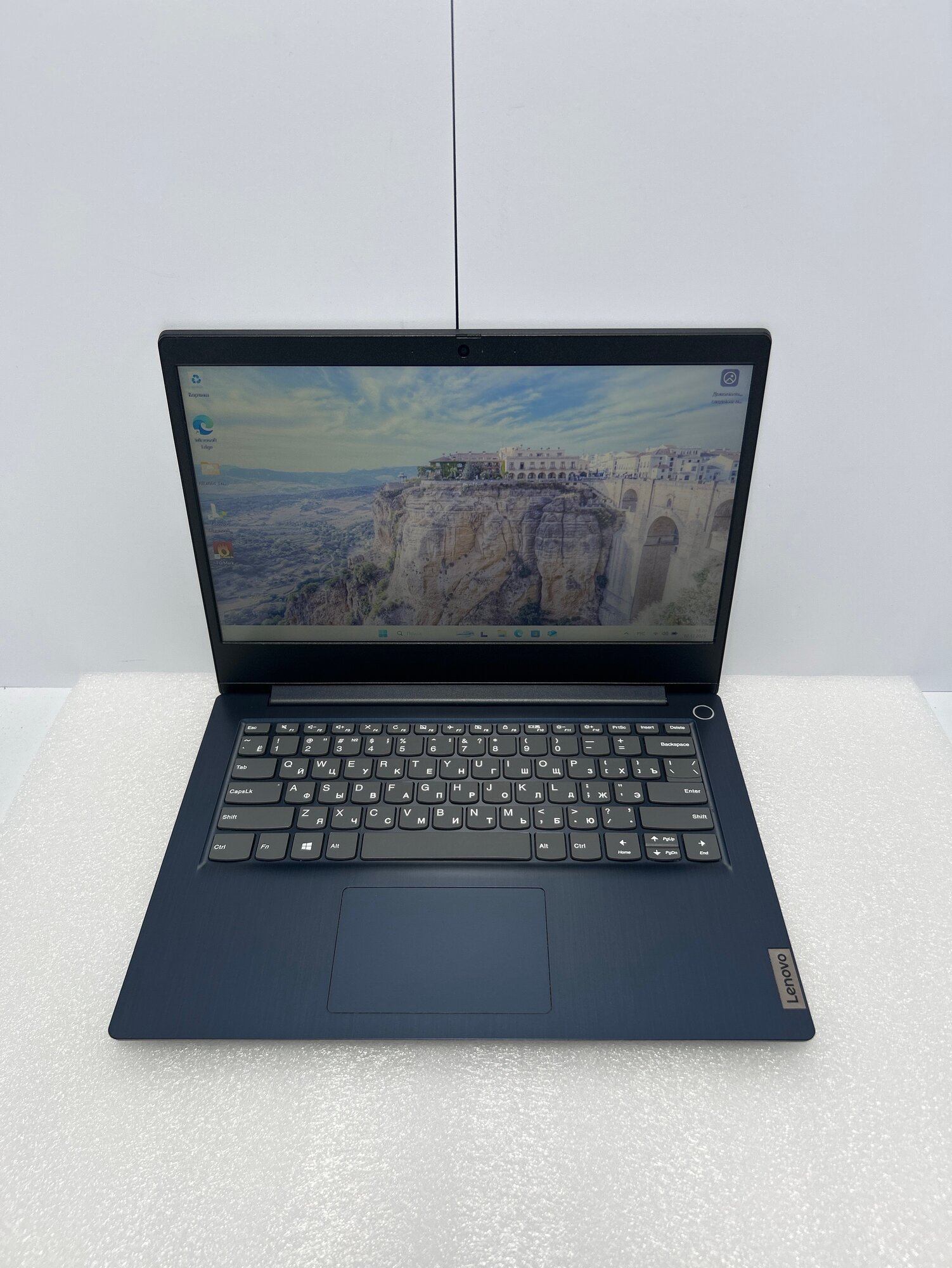 Ноутбук Lenovo IdeaPad 3 14ADA05 (81W000FXRU) 14.0"/AMD Ryzen 5 3500U/RAM 8GB/SSD 256GB/AMD Radeon Vega 8/1920*1080/TN/Windows 11/Подсветка кл-ры: нет/синий. Состояние: Уценка/небольшой след. на матрице от клавиатуры