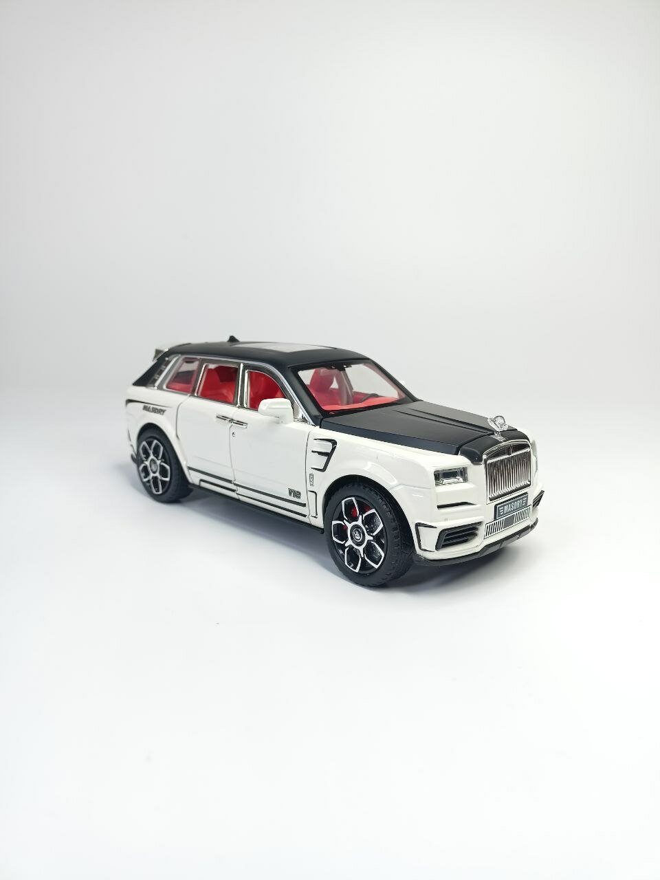 Коллекционная машинка игрушка металлическая Rolls Royce Сullinan для мальчиков масштабная модель 1:24 бело-черный