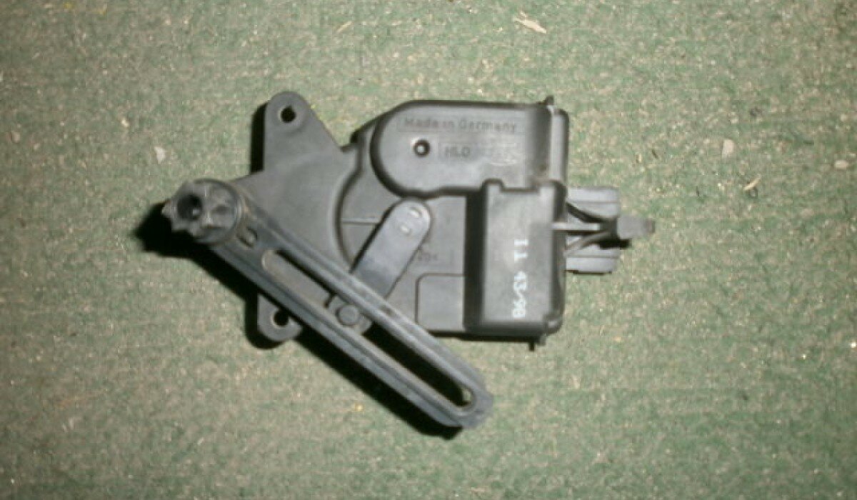 Моторчик заслонки печки Golf IV/Bora Volkswagen 1J0907511