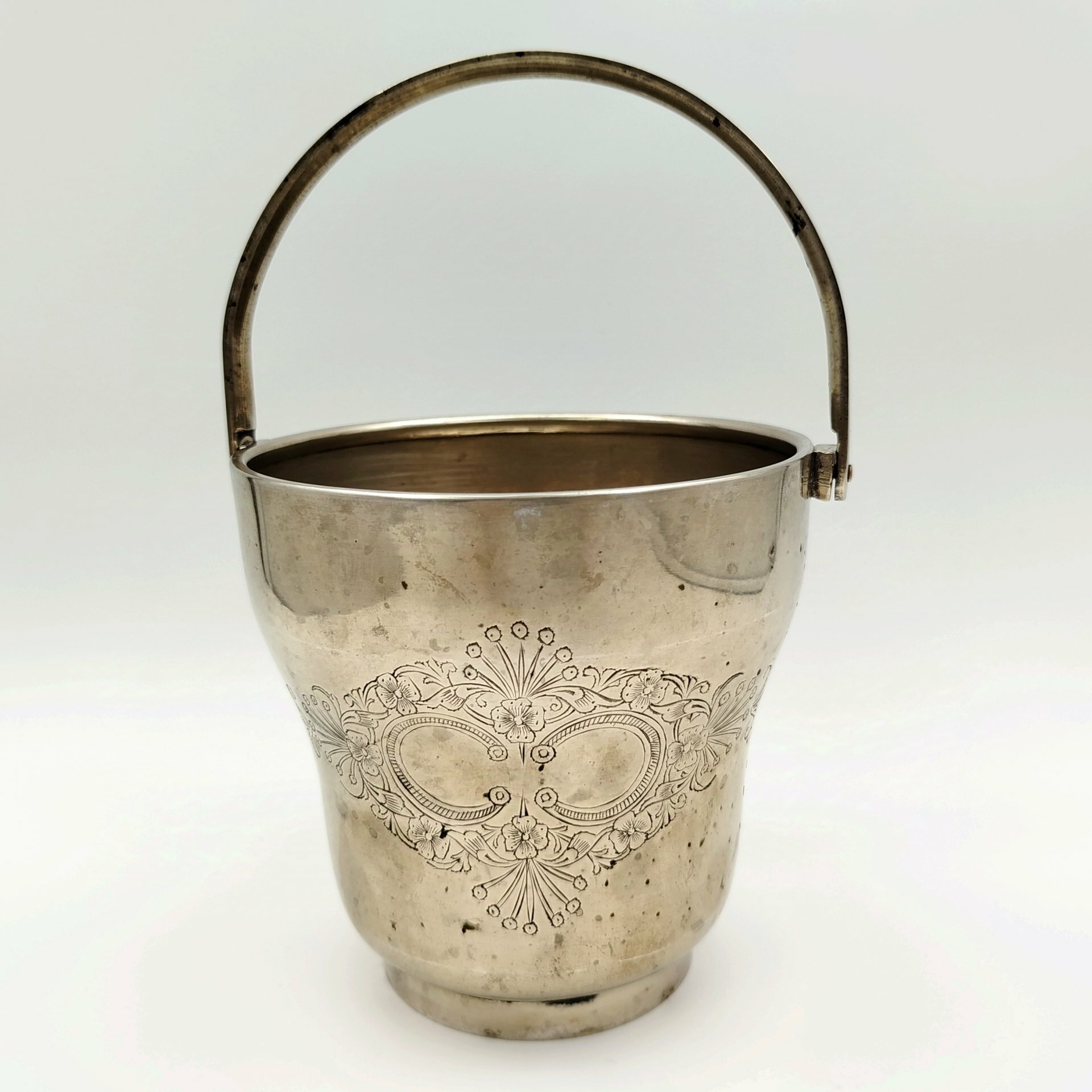 Ведерко для льда, украшенное цветочным декором, латунь, серебрение, гравировка