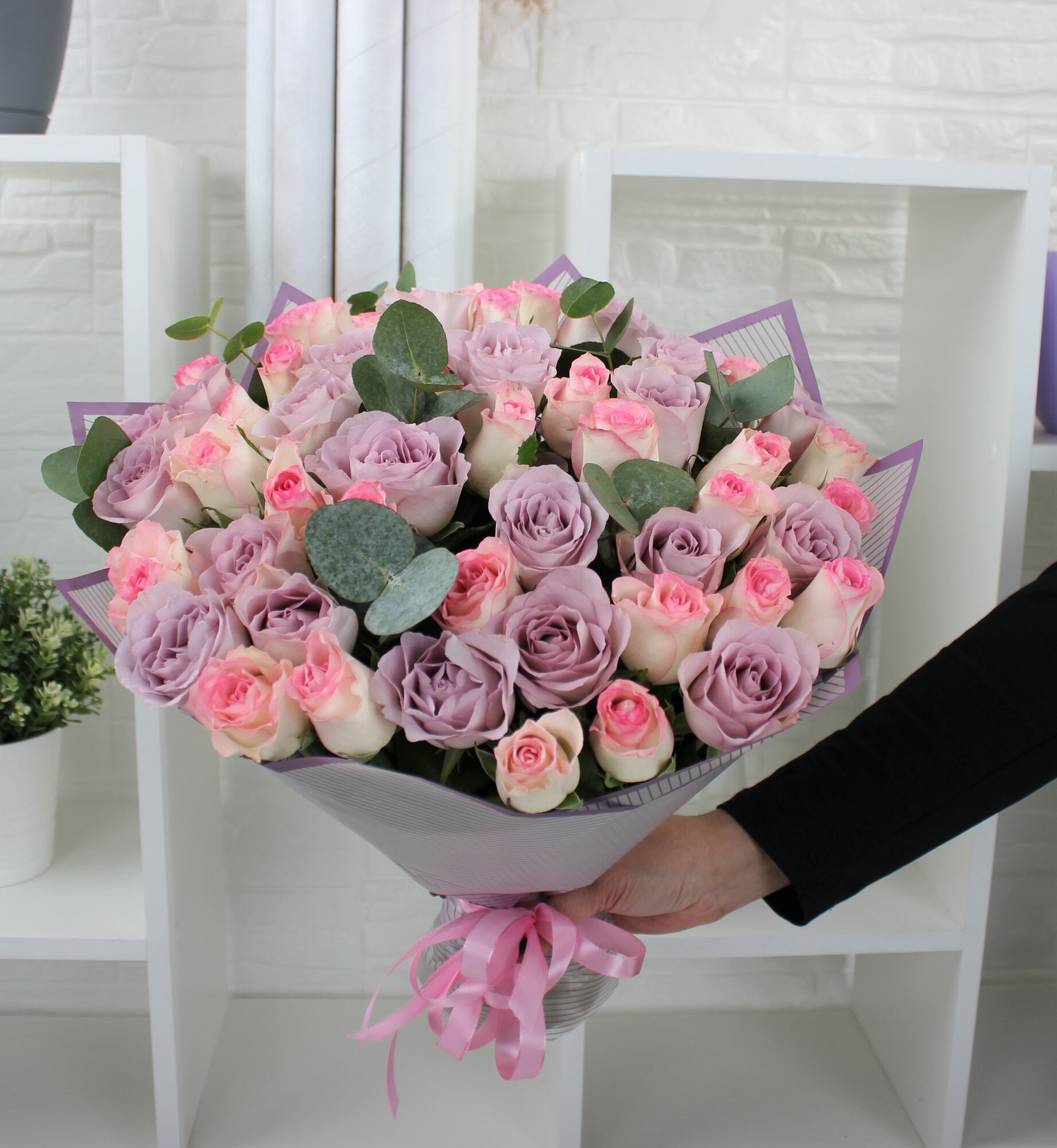 Монобукет THE FLOREAL бело-розовая и сиреневая роза 51 штука, высота 40 см, с эвкалиптом