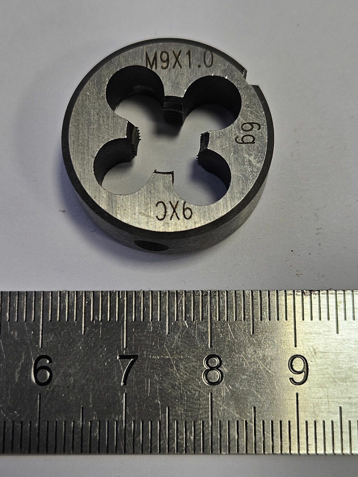 Плашка метрическая М9х1
