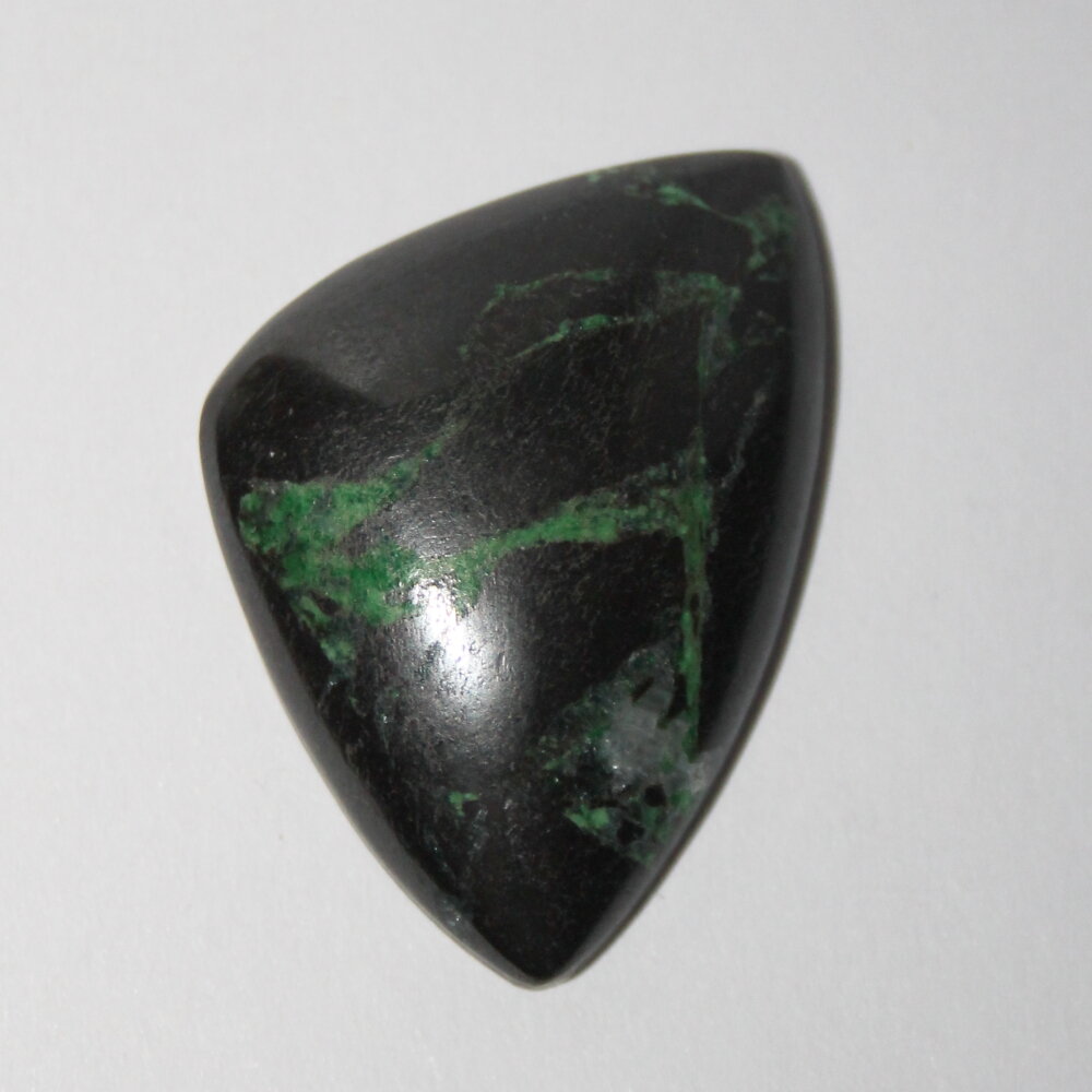 Уваровит в хромите кабошон, натуральный камень, 29х20х3 мм, Урал (Сараны), «True Stones»