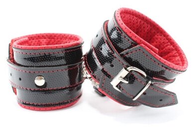 45866 BDSM Арсенал Наручники из кожи лаковые, черно-красные. С перфорированной подкладкой