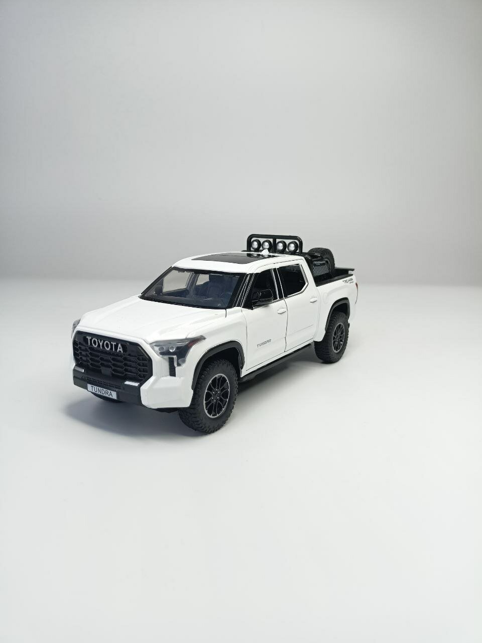 Коллекционная машинка игрушка металлическая Toyota tundra для мальчиков масштабная модель 1:24 белый