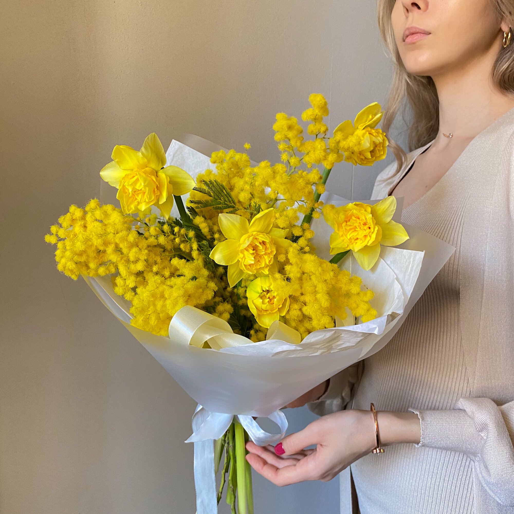 Букет живых цветов. Весенняя мимоза с нарциссами в авторском оформлении. Veresk105