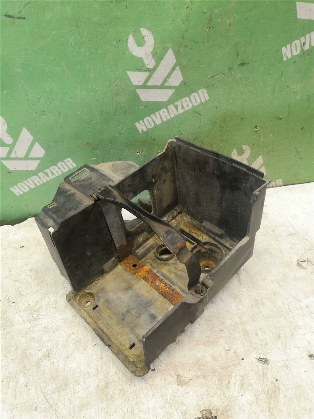 Крепление АКБ (корпус/подставка) Ford Focus 2 05-08