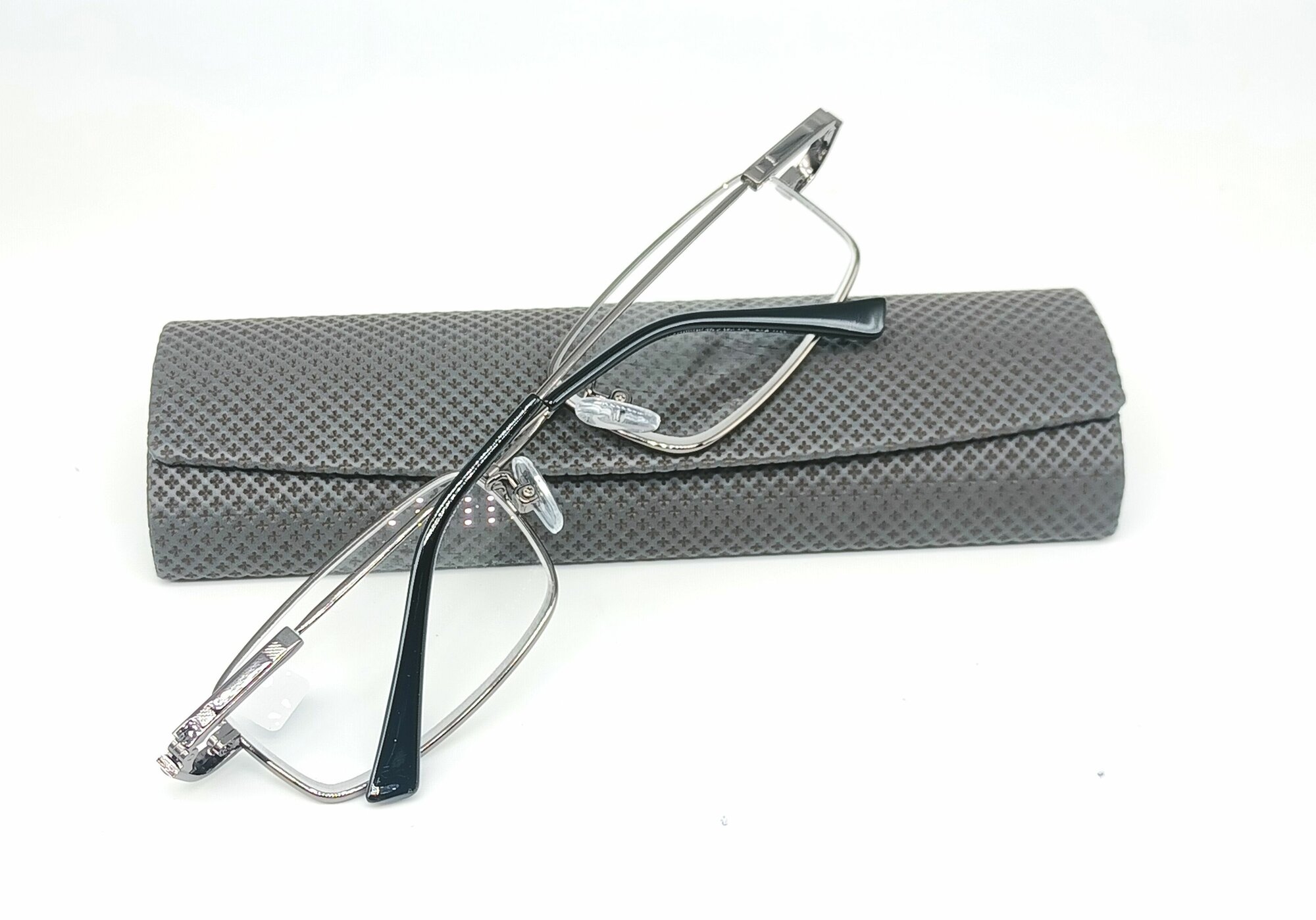 Стильные очки +0.50 PD 62-64 титан антивандальные дужки