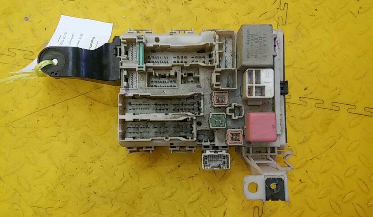 Блок предохранителей Corolla E15 Toyota 8273012390