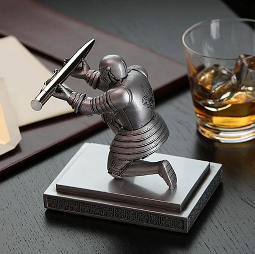 Подставка Рыцарь на колене держатель для ручки, джойстика, геймпада и других вещей