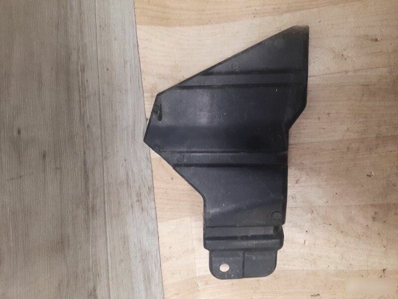 Дефлектор радиатора правый Mitsubishi Outlander 3 Б/У с пробегом