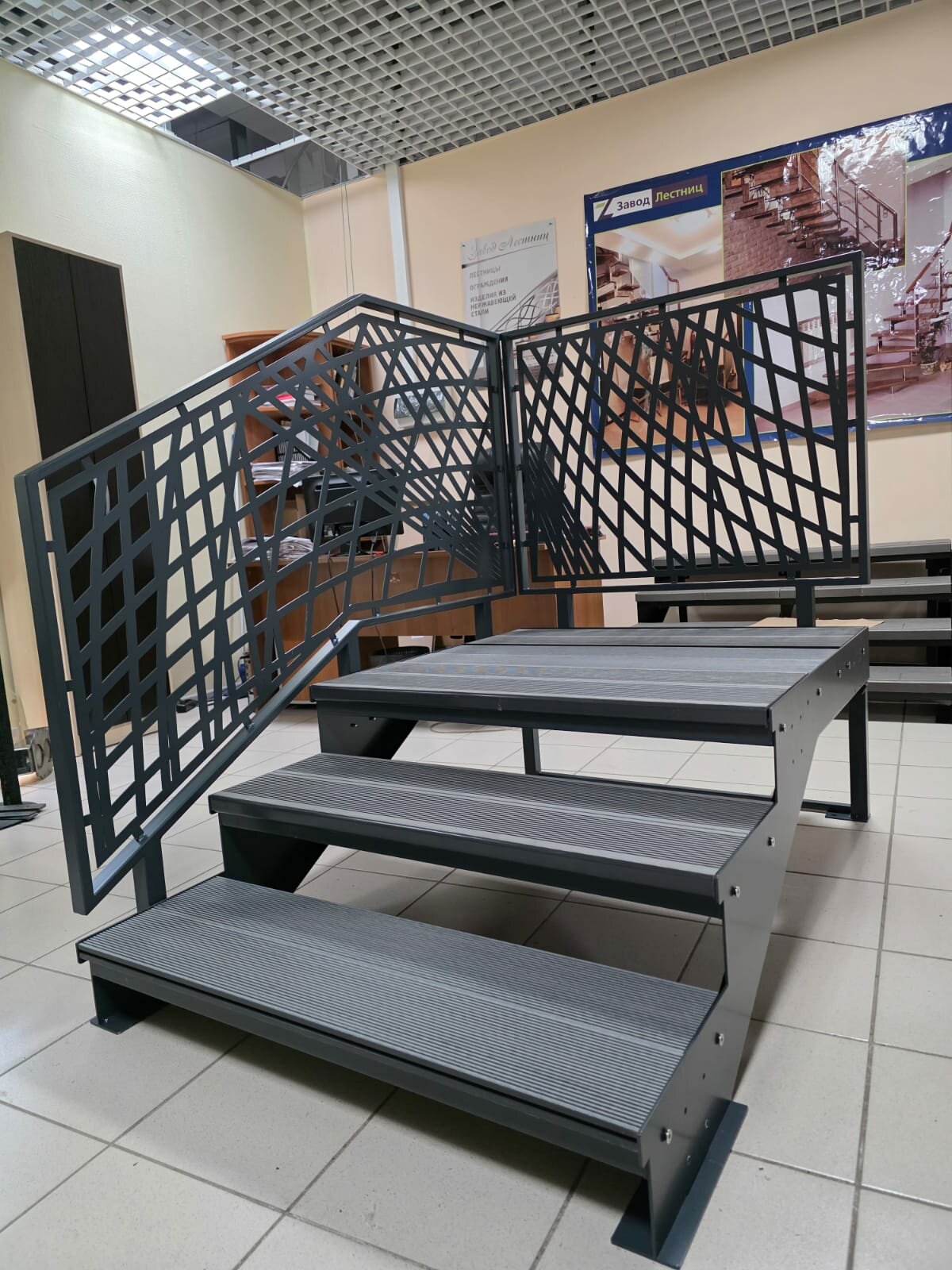 Лестница 3 ступени с площадкой , с ДПК, перила "лазерная резка"слева и торца, ширина 1м, Высота 45см.