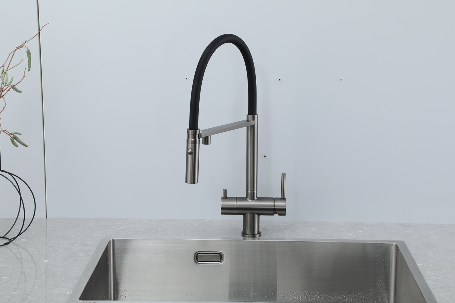 Смеситель для кухни Gappo G4397-89 с подключением фильтра, черный/оружейная сталь