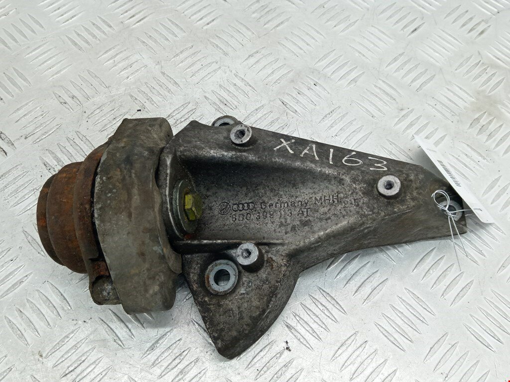 Кронштейн (крепление лапа траверса) кпп Audi A6 C5 8D0399113AT арт. 1880467