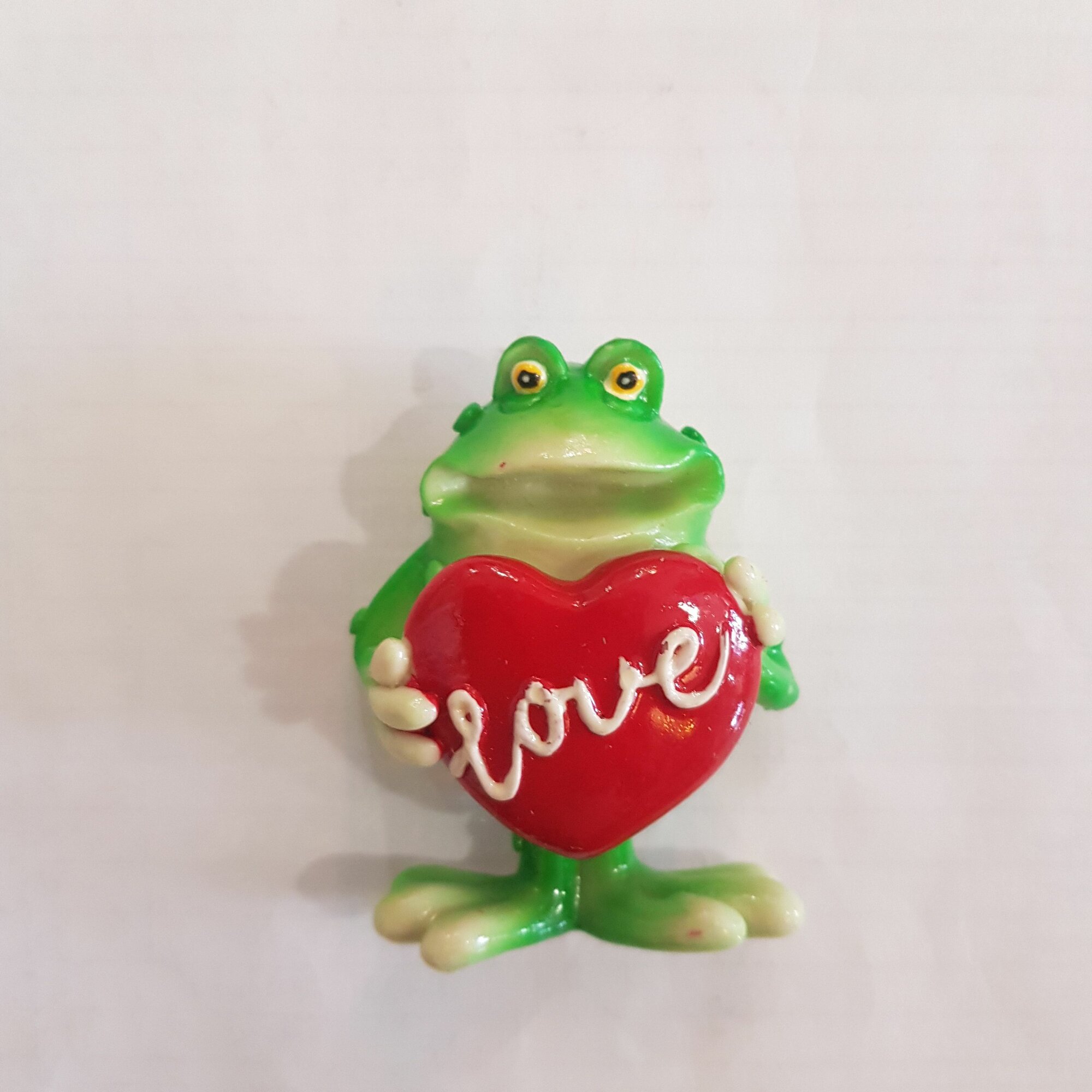 Изделие декоративное Магнит "Лягушка с сердечком Love" 6х4,5х2,5см, полистоун
