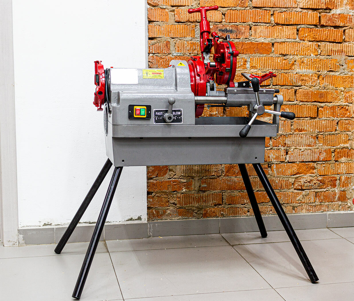 Резьбонарезной станок Esson ElectricCUT-80R3 для нарезки резьбы на трубах 1/2–3", 1300 Вт, 11/26 об/мин