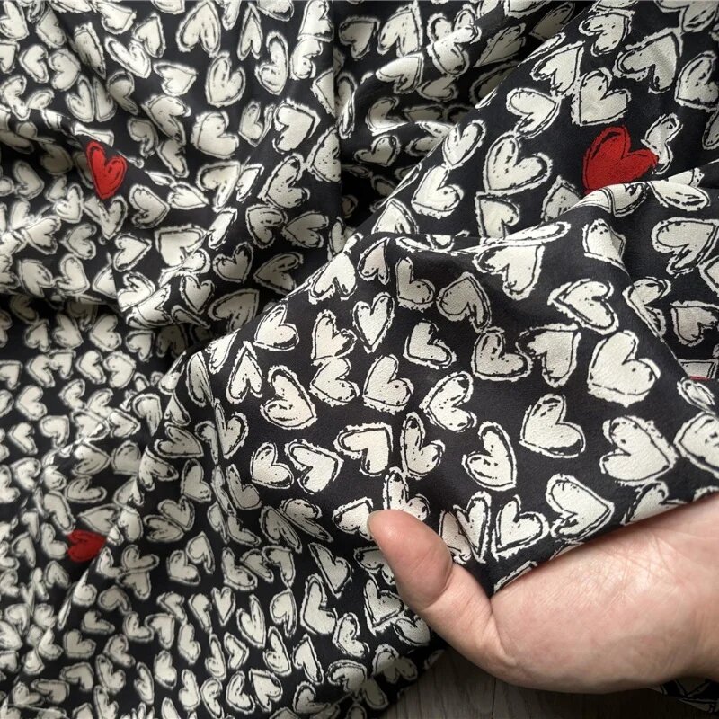 Шелковая ткань 100% шелк шелковицы черная с сердцами JJ435 1 метр