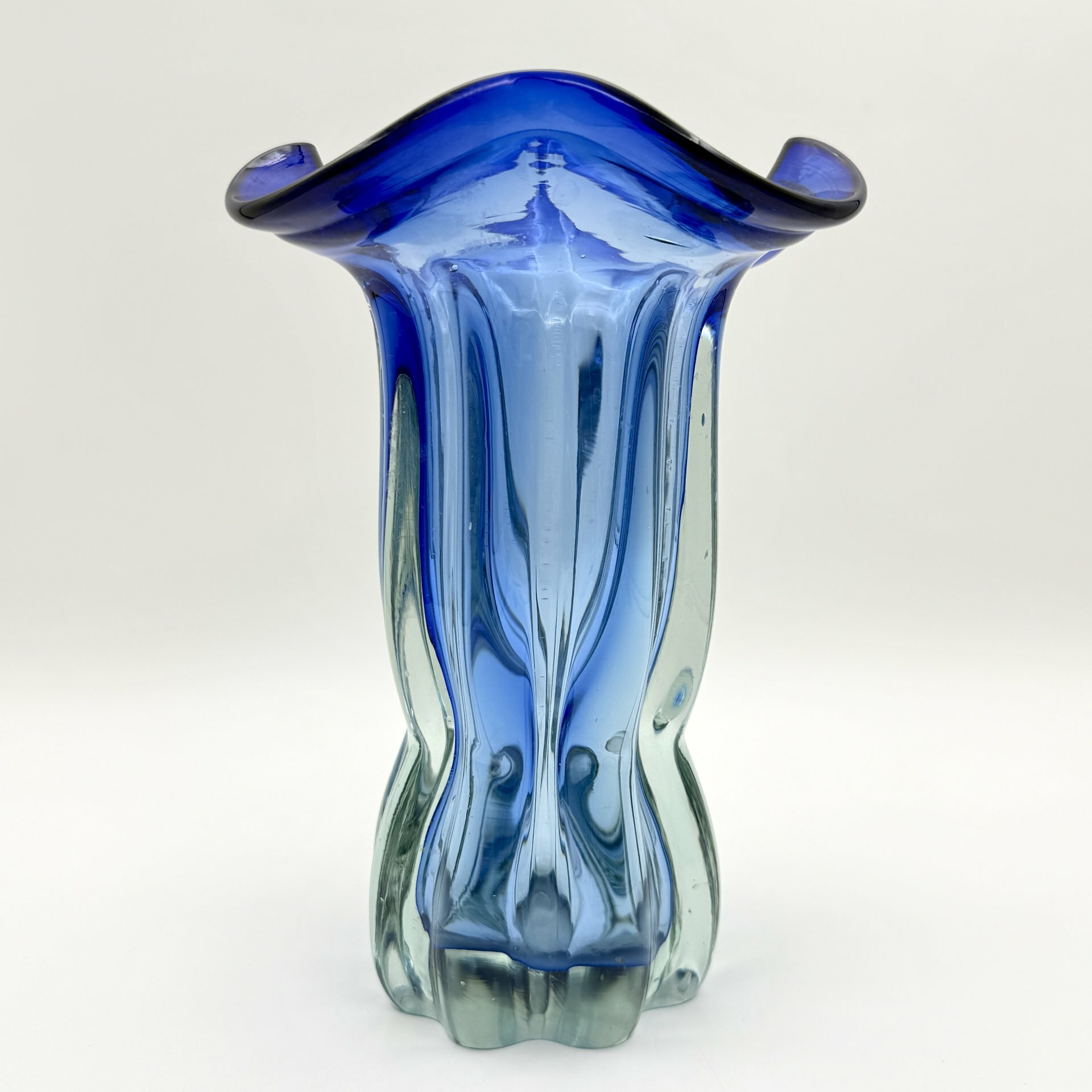 Ваза для цветов сине-зеленого оттенка с фигурным краем, стекло, гутная техника