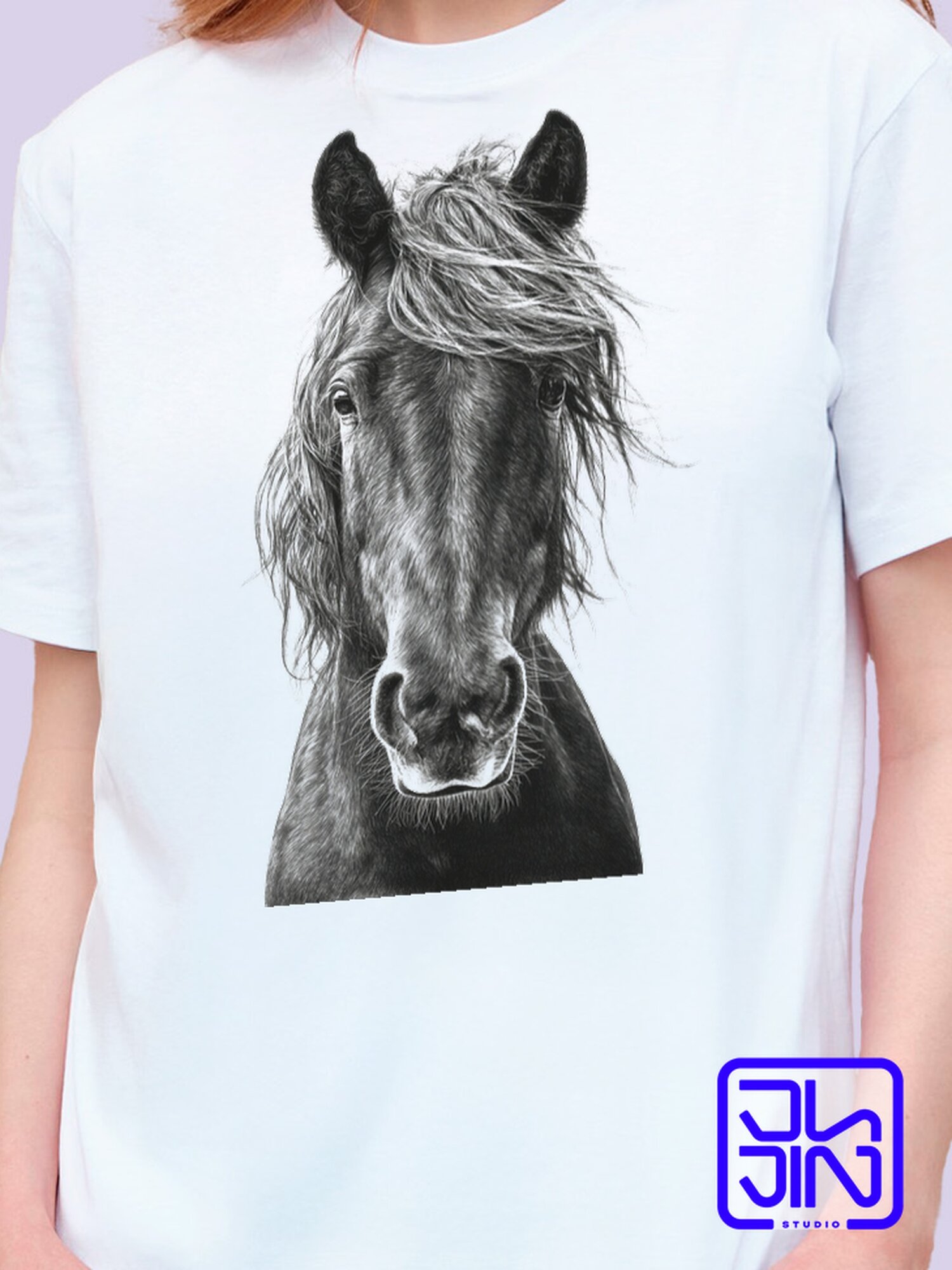 Футболка классическая женская с авторским принтом Черно-белый графитовый портрет лошади, минималистичное авторское изображение, белый хлопковый трикотаж с прикольным рисунком на груди