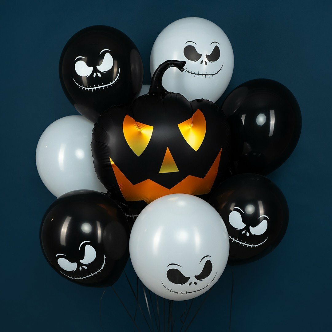 Фонтан из шаров с устрашающей тыквой на Хэллоуин