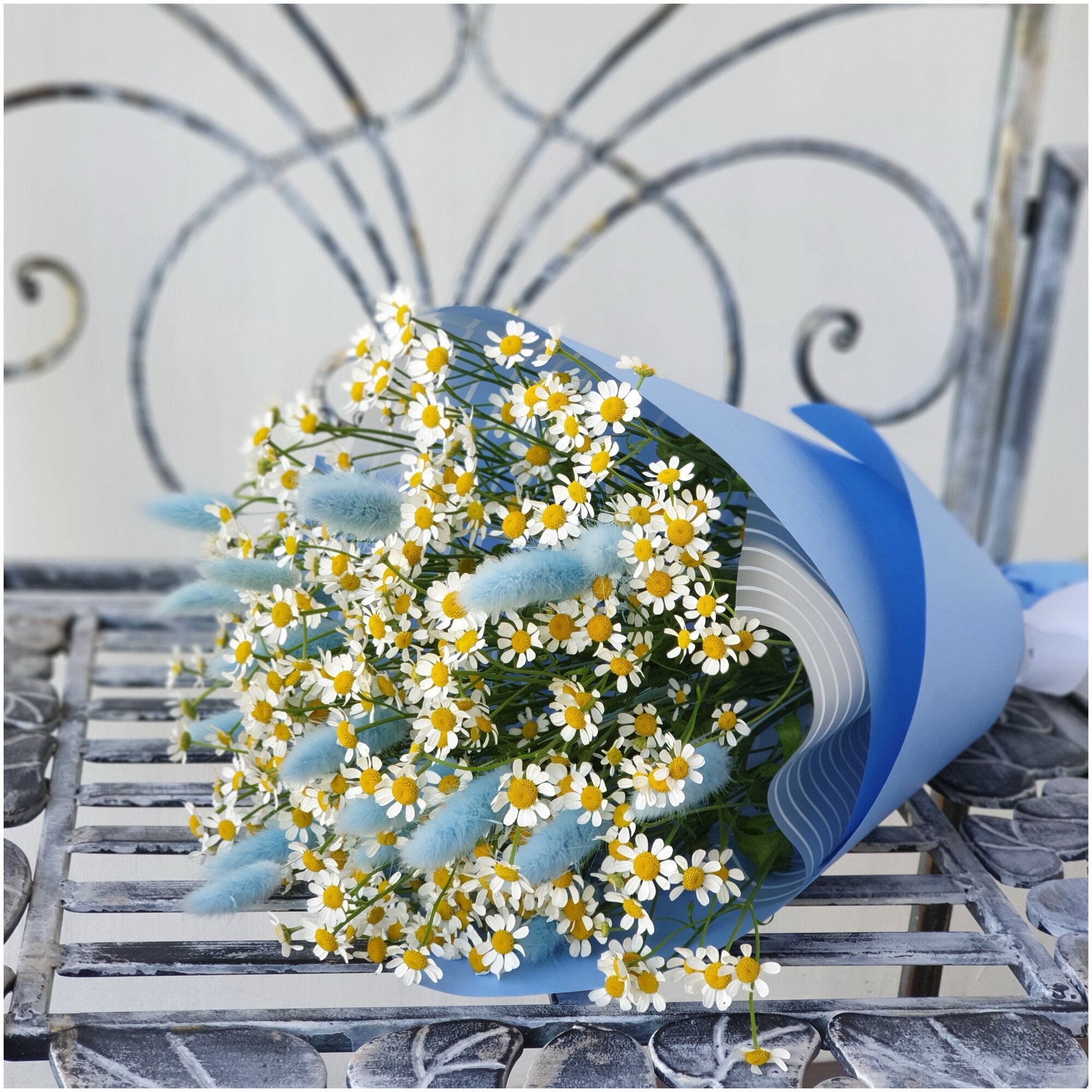 Авторский букет Талисман Флора, из ромашек, лагуруса, крафт-бумага, высота 45 см