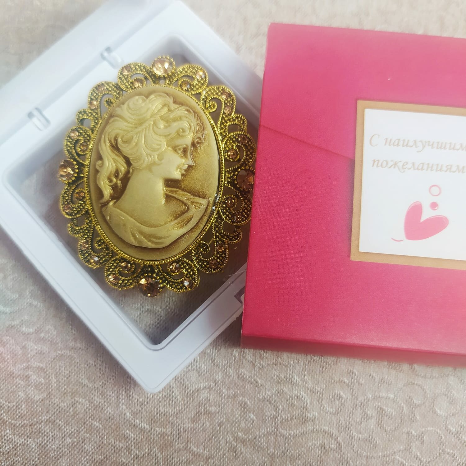 Брошь, стразы, пластик