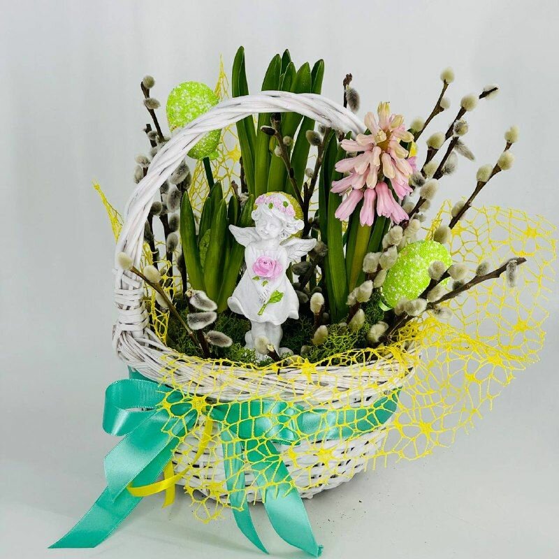 Композиция из первоцветов гиацинтов с вербой в корзине с ангелочком