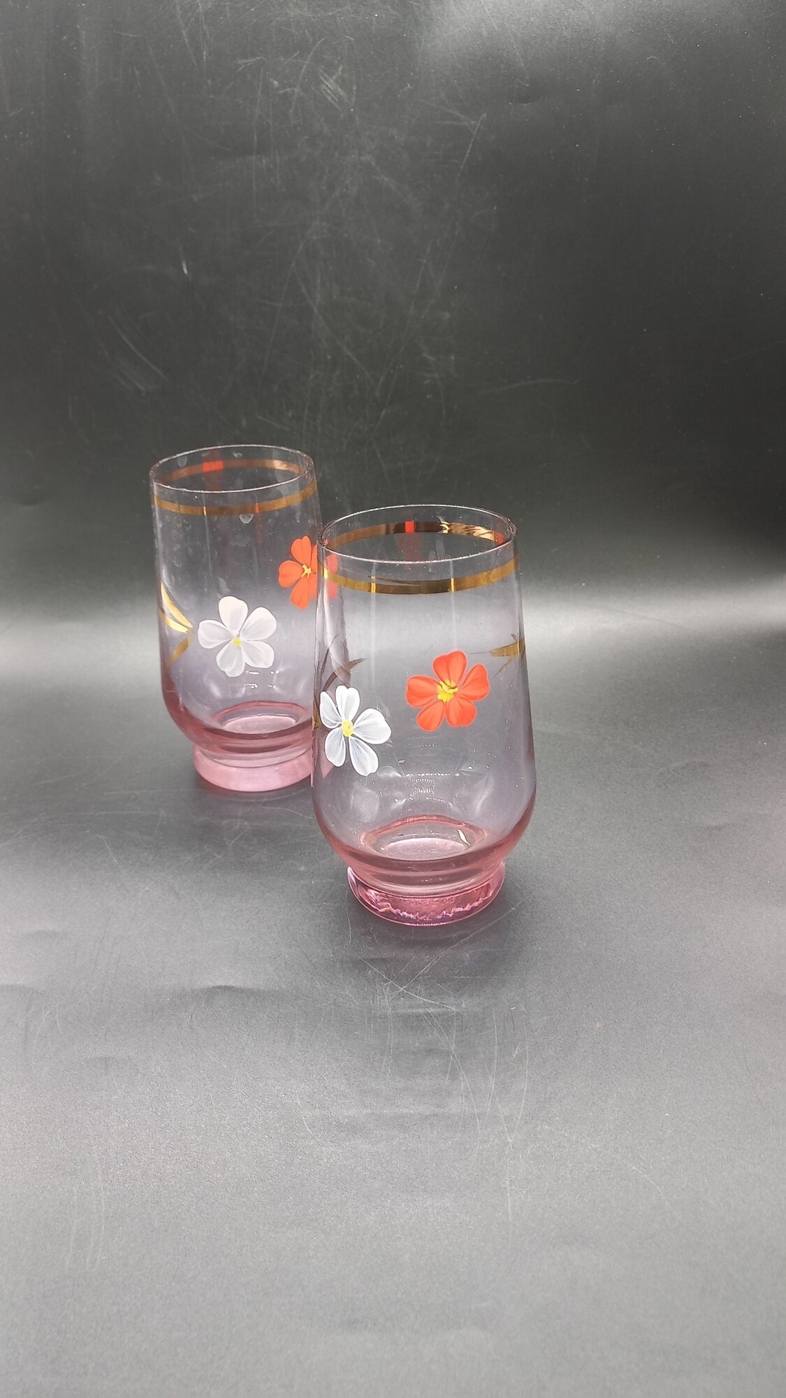 Набор бокалов винтажный советский из цветного розового стекла с рисунком цветы, СССР