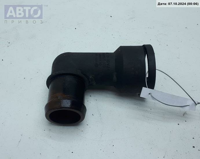 Фланец (тройник) системы охлаждения Volkswagen Passat B4