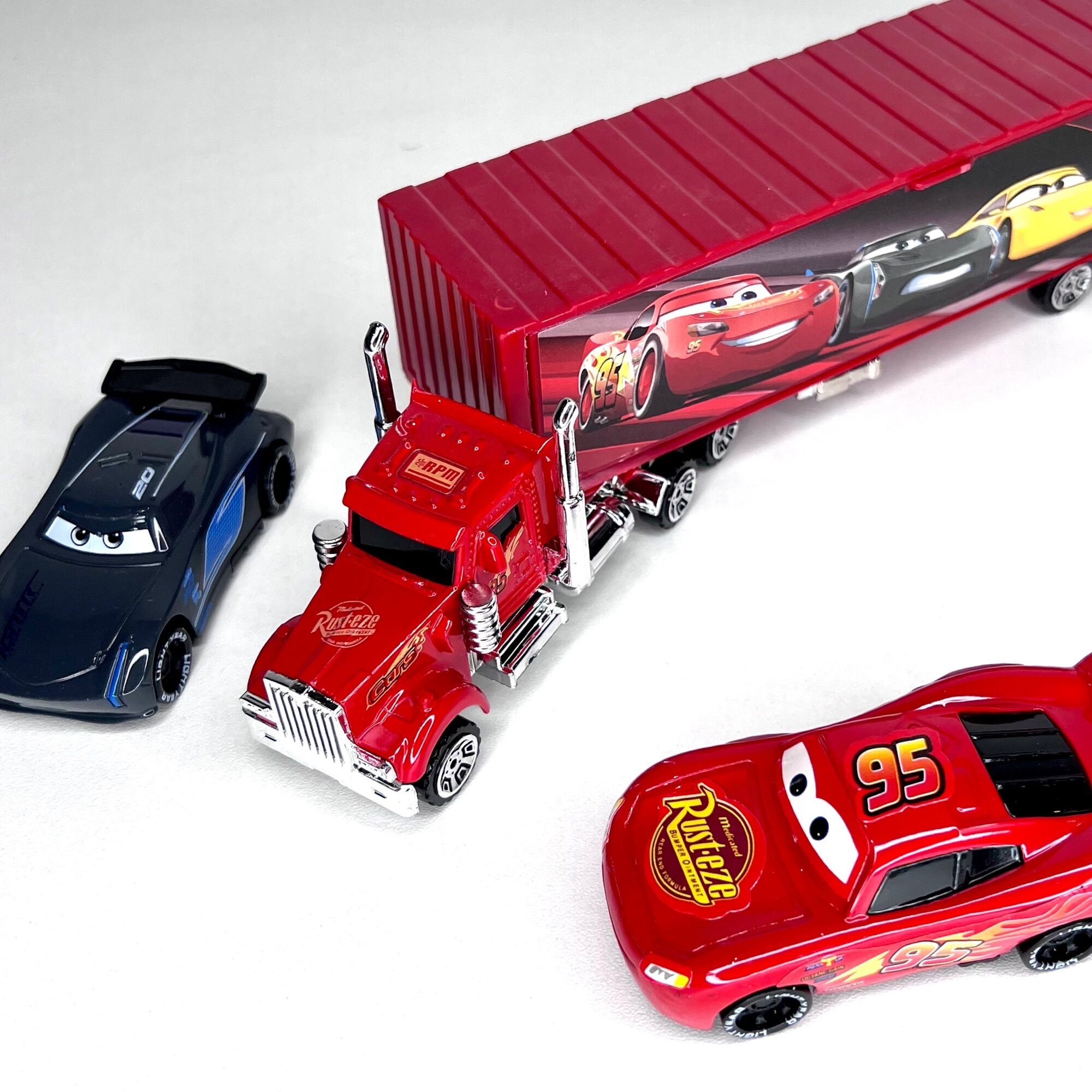 Набор машинок Тачки (автовоз+2 машинки) / Игровой набор металлических машинок / Герои мультфильмов /Набор Машинок. Автовоз и 2 Машинки. Маквин. Металлические. / Автовоз / Машинки / Для мальчиков / металлические машинки