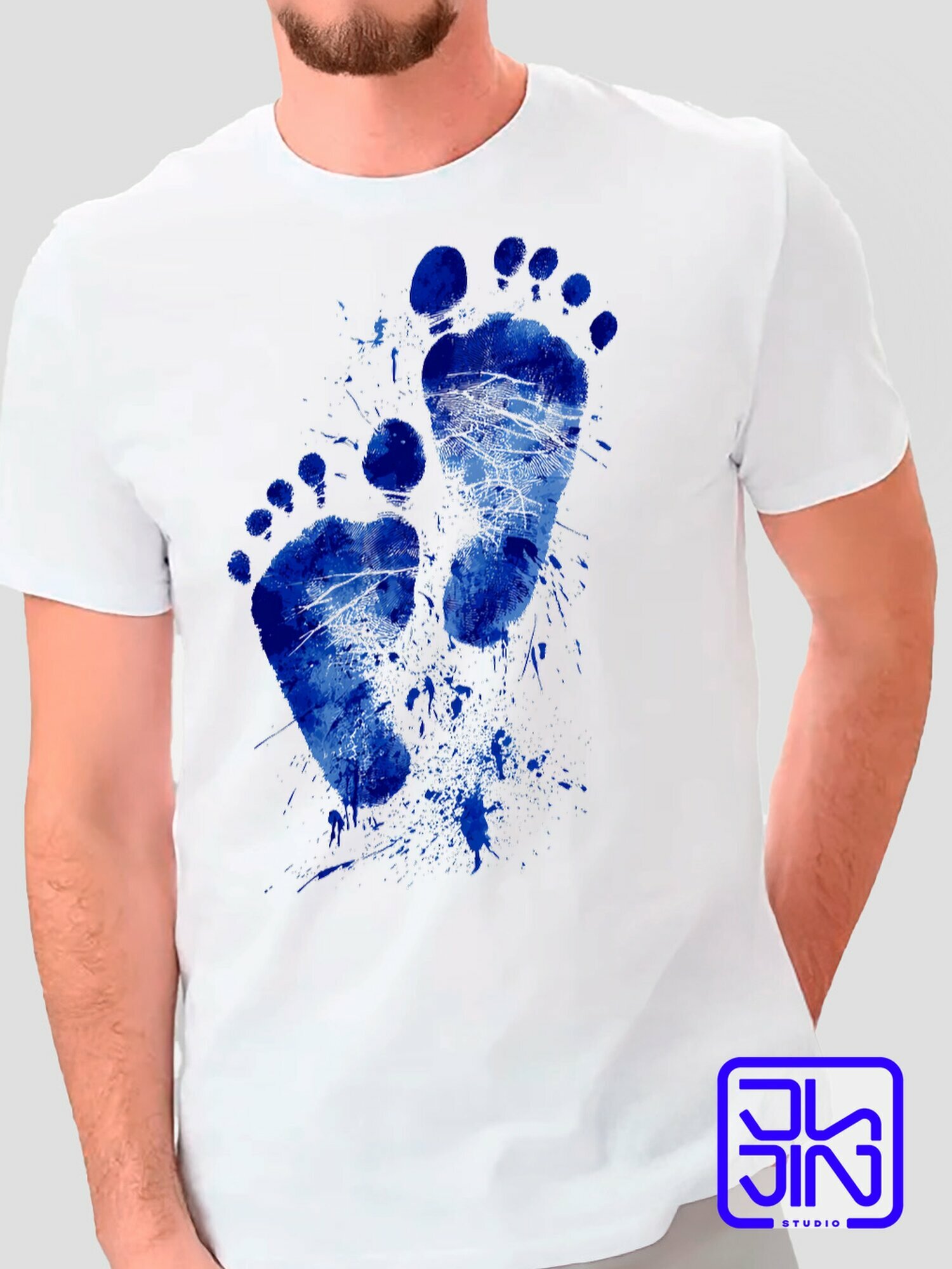 Футболка классическая мужская с авторским принтом Отпечатки абстрактные синие следы в стиле граффити ультрамариновые оригинальные, белый хлопковый трикотаж с прикольным рисунком на груди