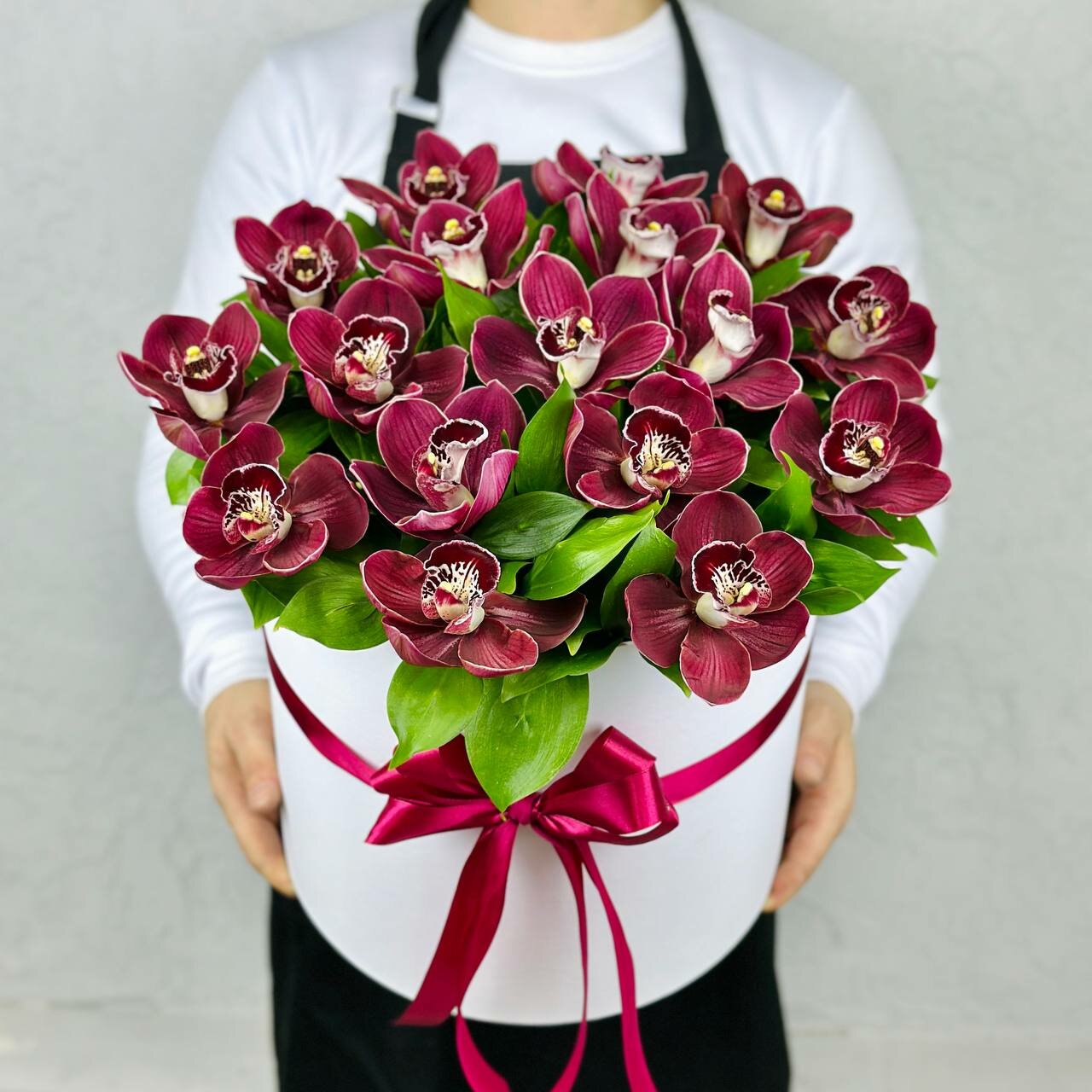 Композиция в коробке Rybe-Flowers, 17 красных орхидей, высота 35см