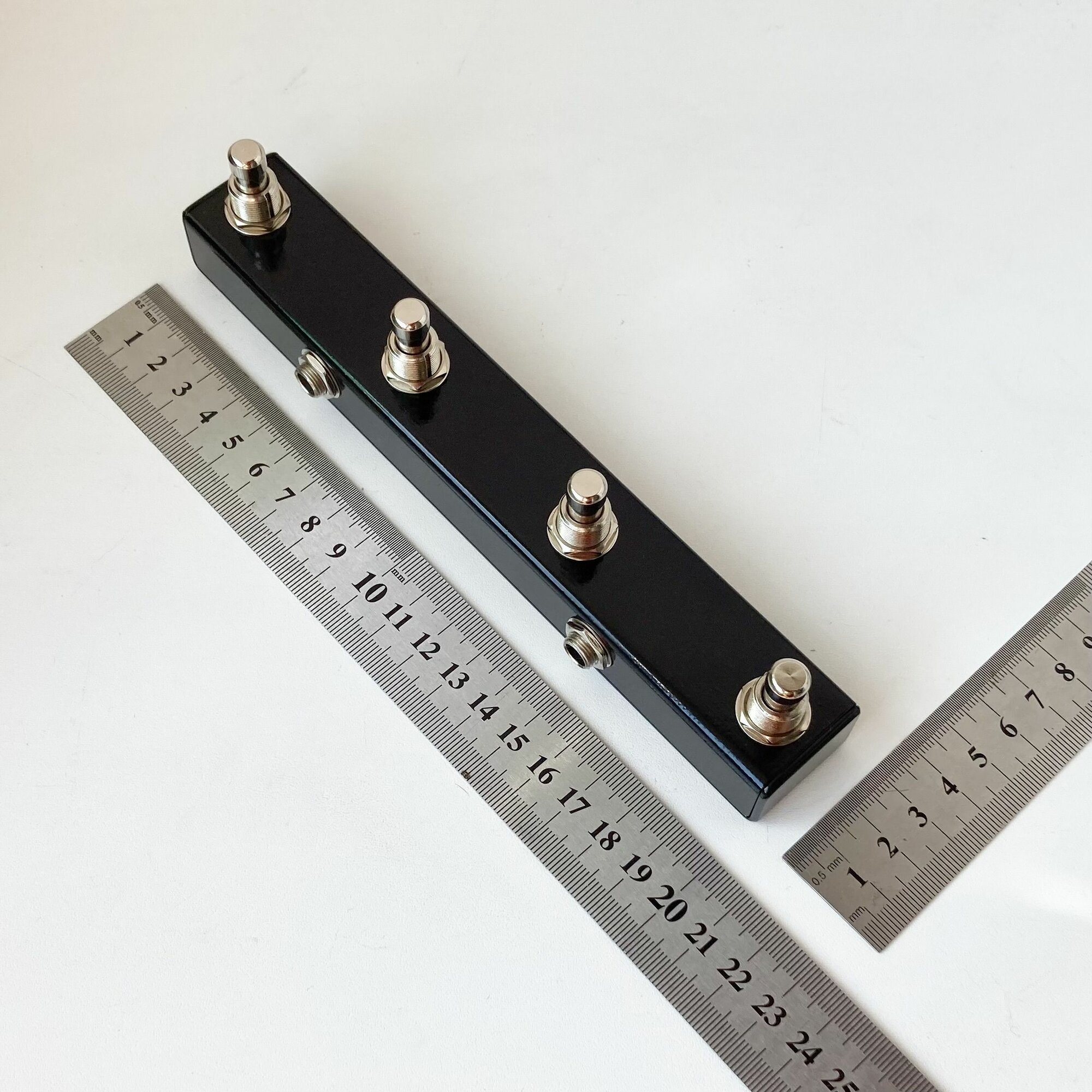 Четырёхкнопочный футсвич на моментари кнопках, подходит для Fractal FM-3 и др