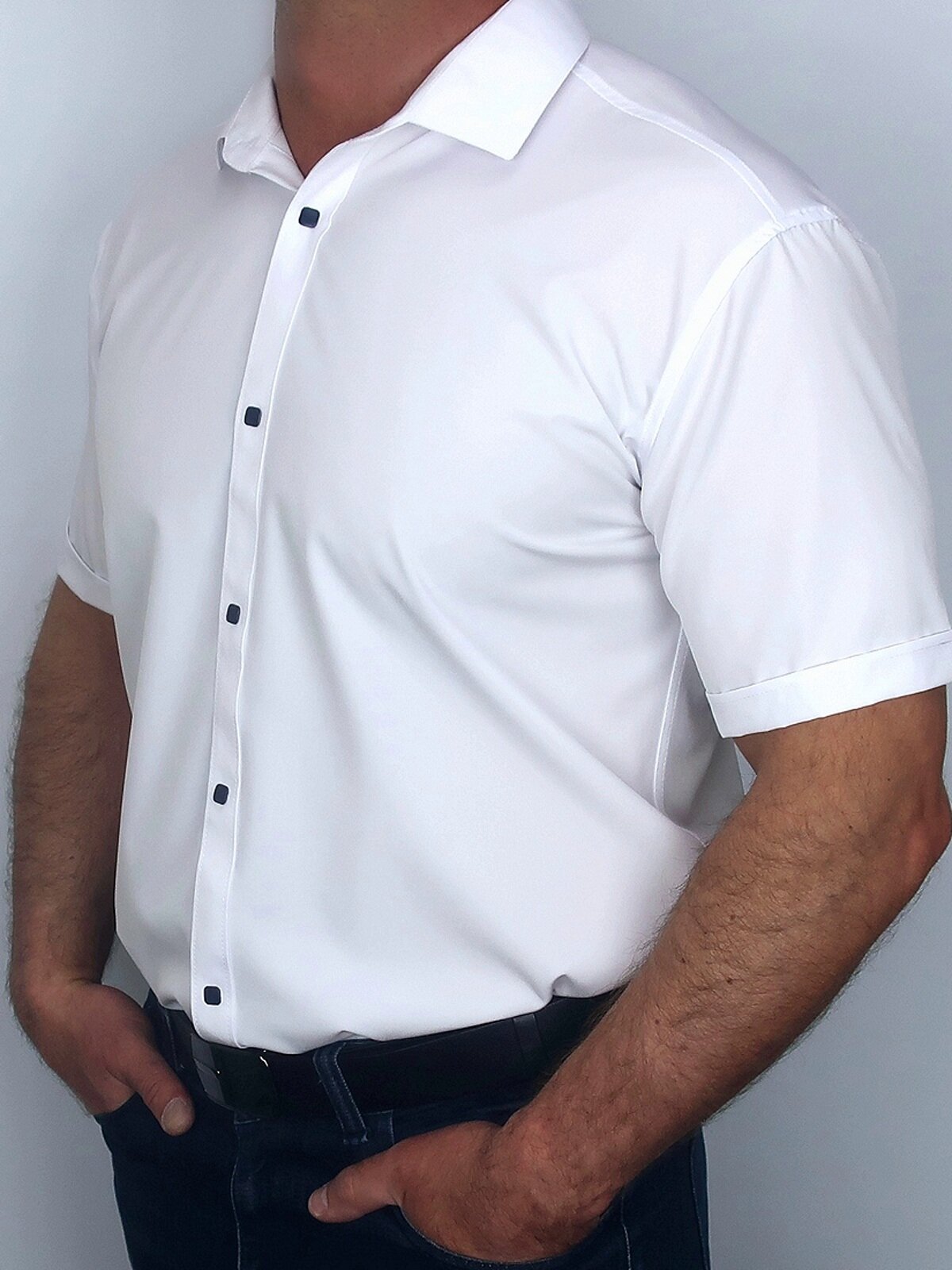 Рубашка приталенная с коротким рукавом мужская рубашка, светлая сорочка, на кнопках, рубаха на любой сезон, белая однотонная, без карманов, летняя рубашка Slim fit с приталенным кроем зауженная