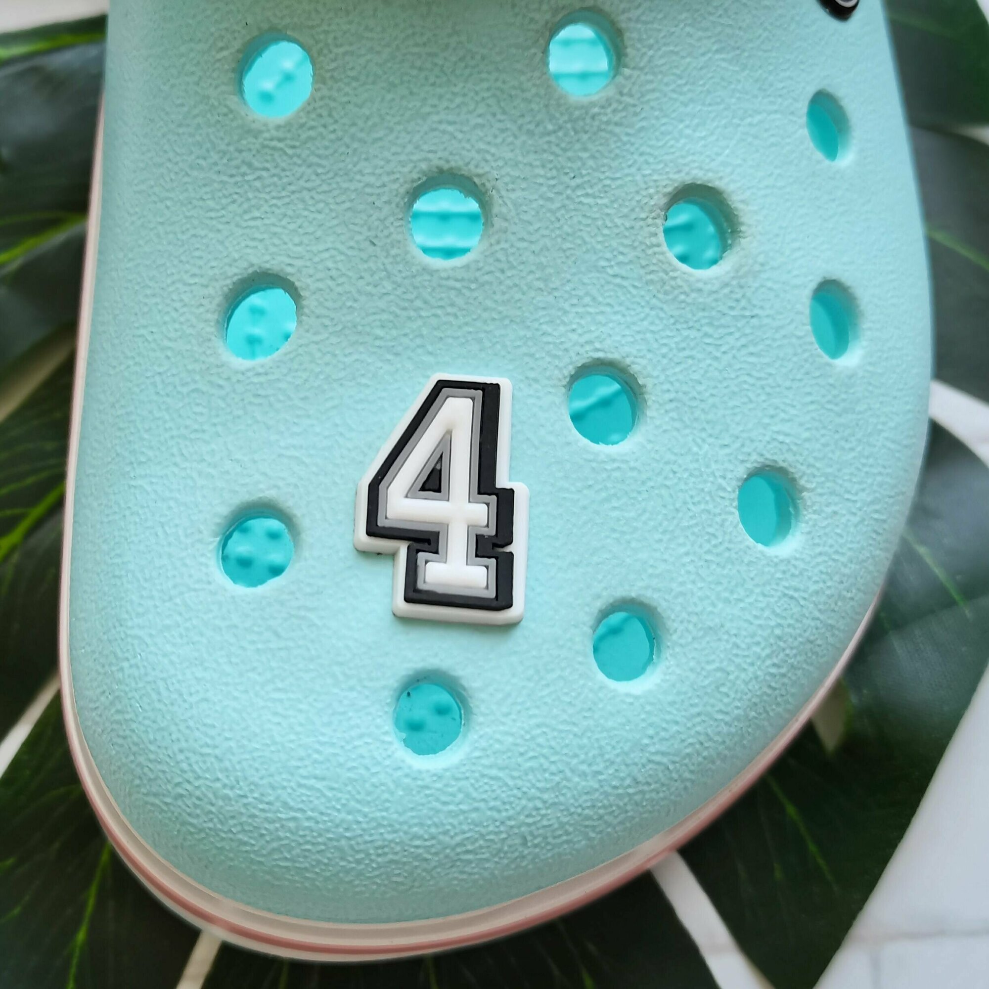 Джиббитс цифра 4 на crocs
