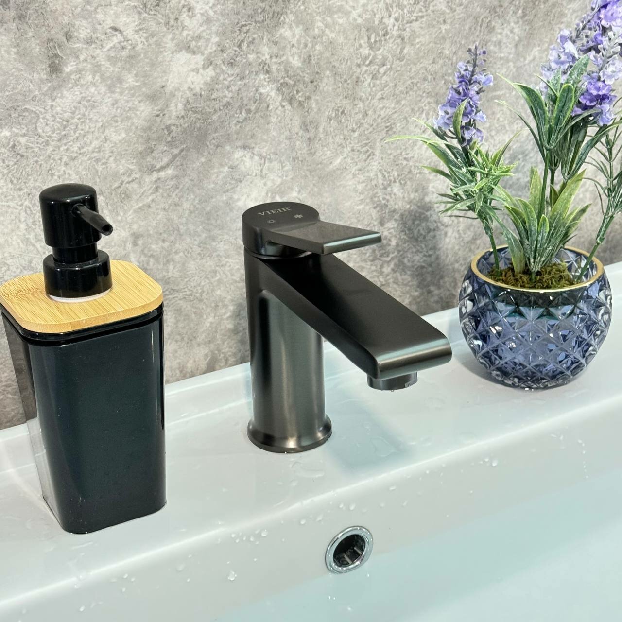 Смеситель для раковины и умывальника из латуни V243513-G графит от бренда Vieir