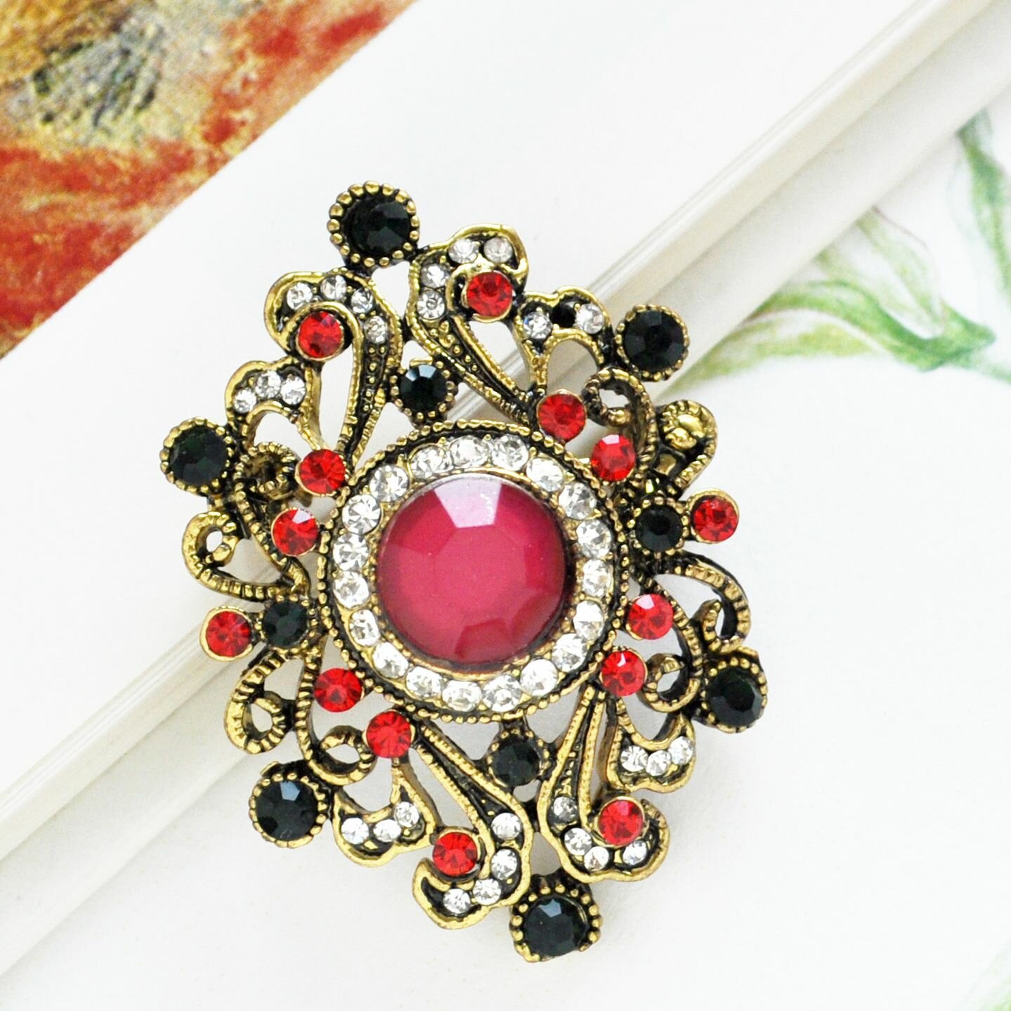 Брошь, стразы