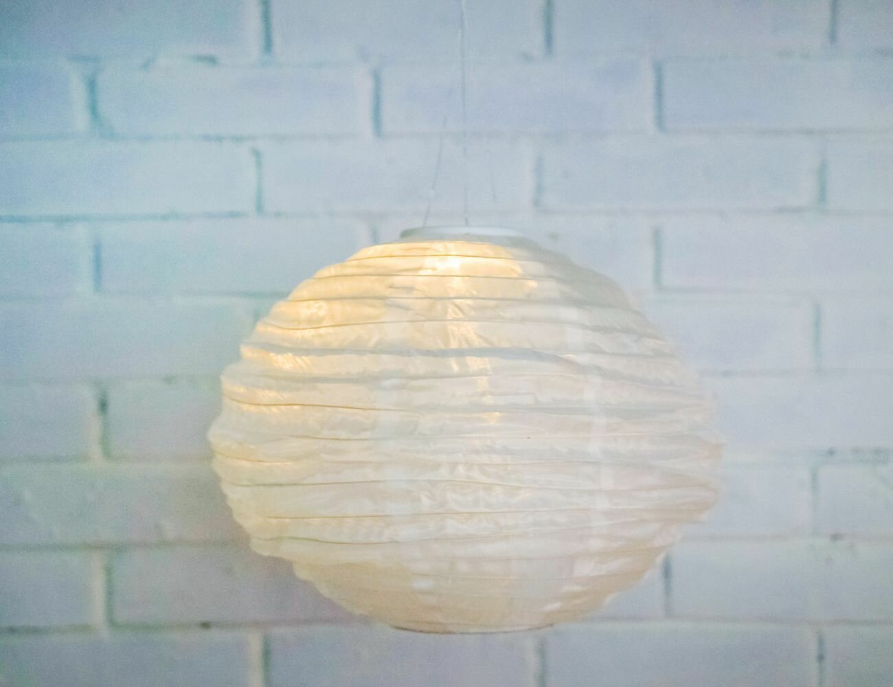 Подвесной светильник на солнечной батарее Solar люче фредда - китайский фонарик, теплый белый LED-огонь, 40 см, Koopman International DX9200480